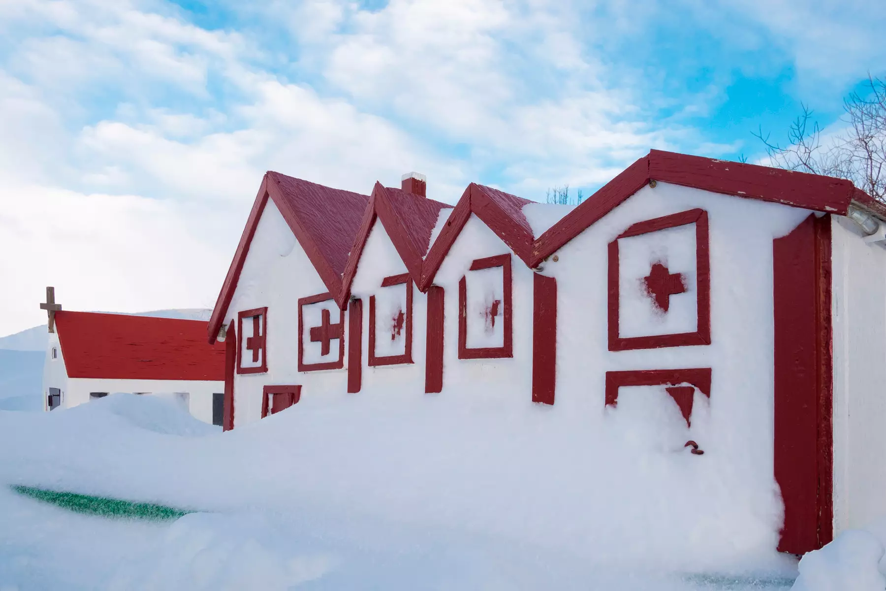 Typische elfhuizen in de buurt van een traditionele boerderij in de buurt van Vik y Myrdal op het eiland tijdens de winter na een zware sneeuwstorm