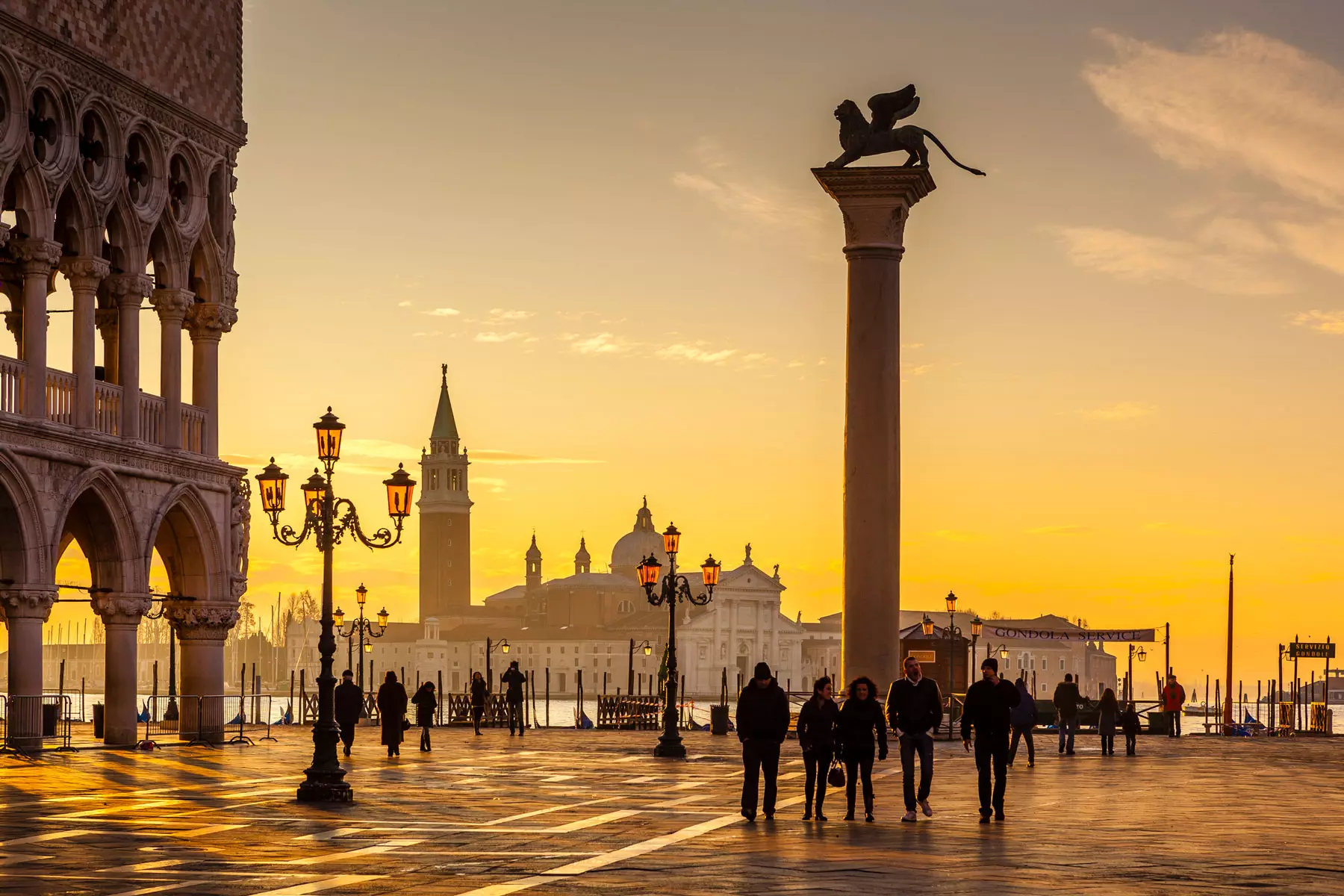 Piazza San Marco ja San Giorgio Maggioren kirkko auringonnousun aikaan.