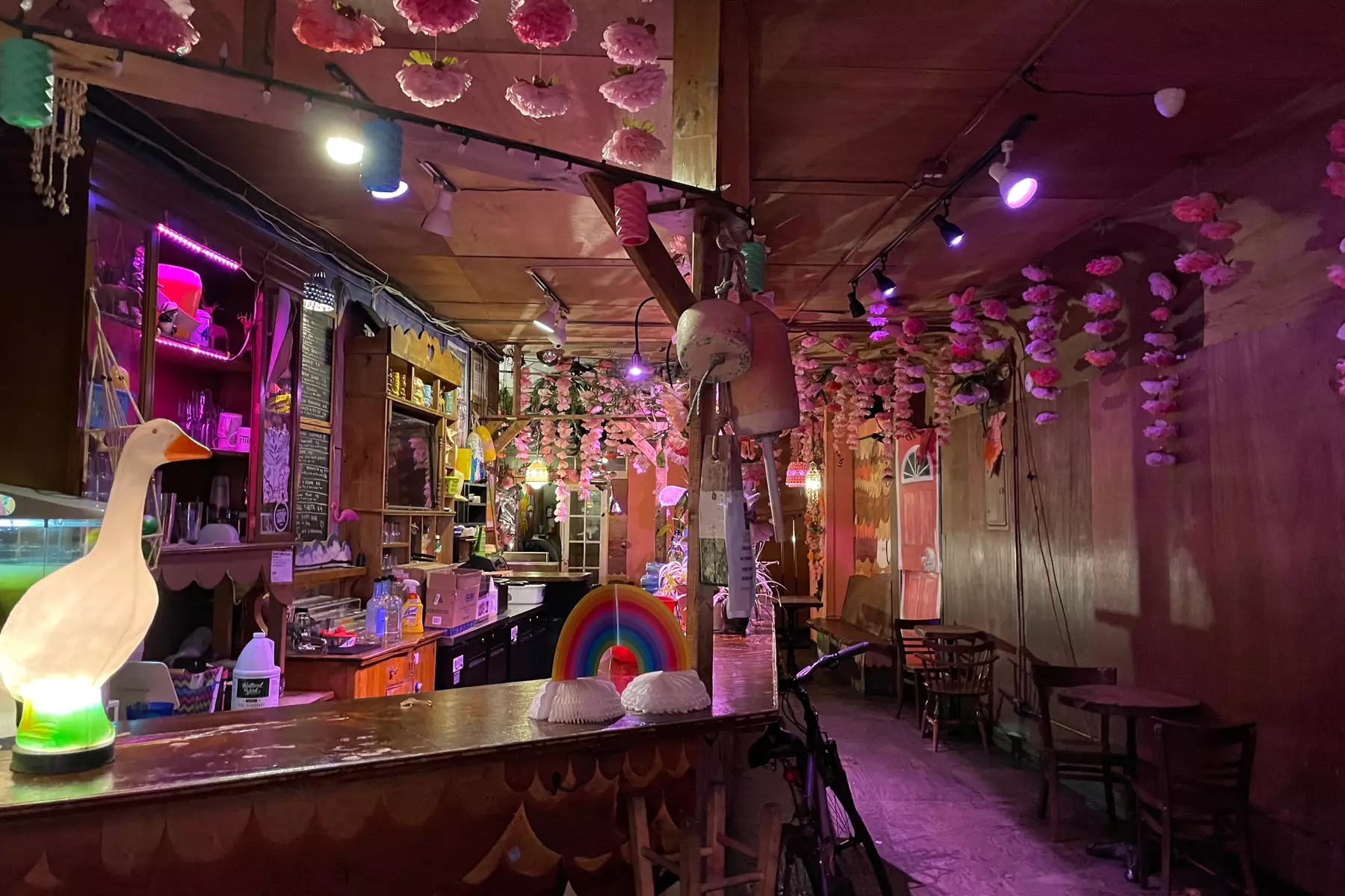 Interno del bar dell'Happy Fun Hideaway a Brooklyn