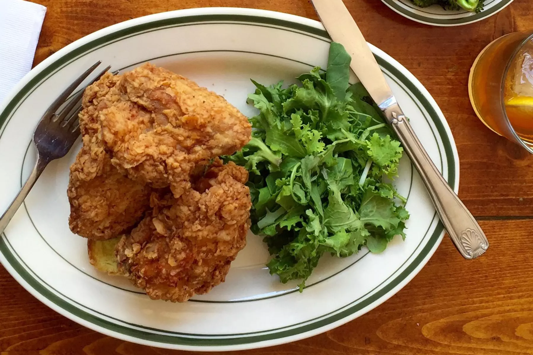 Plaat fan Hot Fried Chicken en greens út Peaches HotHouse yn Brooklyn