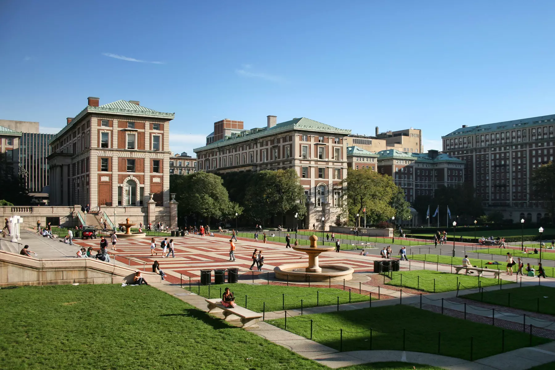 Pamje e lëndinës në kampusin kryesor të Universitetit Columbia në Morningside Heights, New York City