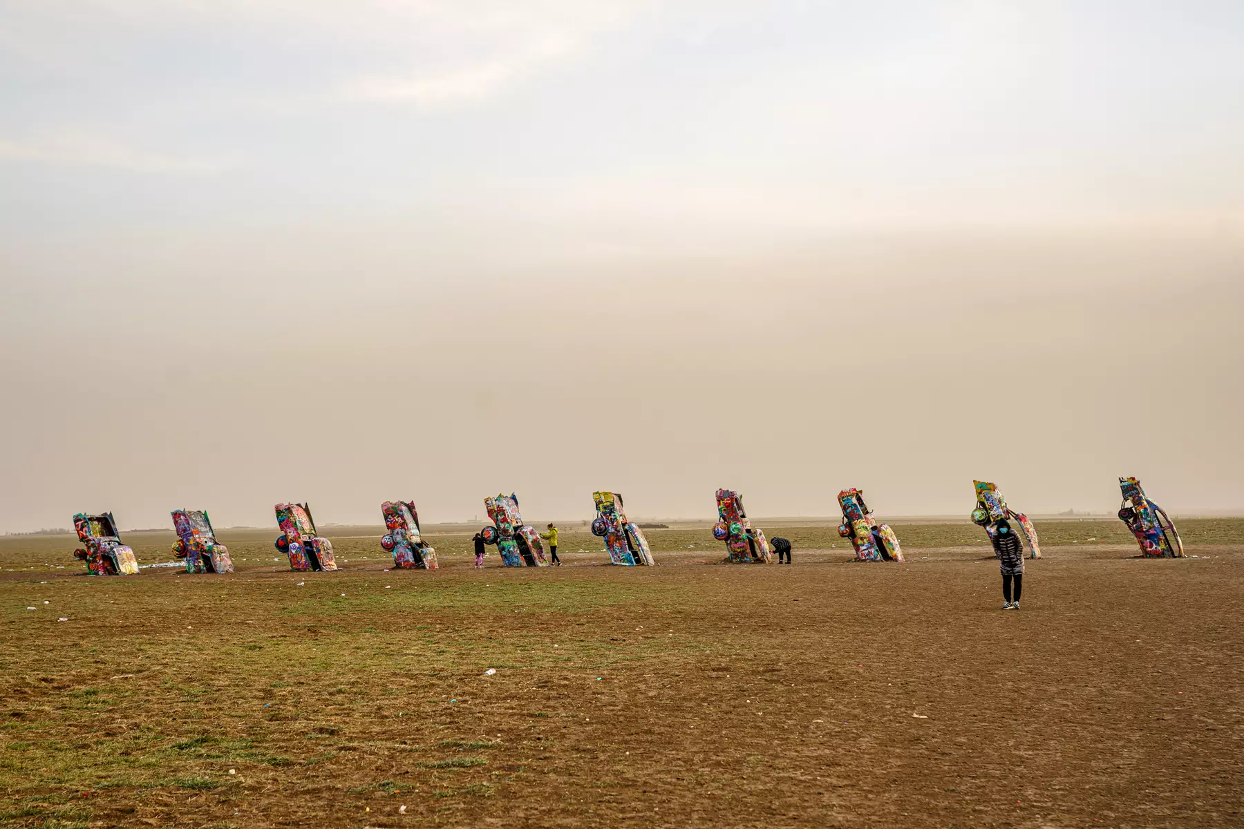 Cadillac Ranch, publikarta instalaĵo kaj skulptaĵo kreita en 1974 fare de Chip Lord, Hudson Marquez kaj Doug Michels la 22-an de decembro 2020 en Amarillo, Teksaso.