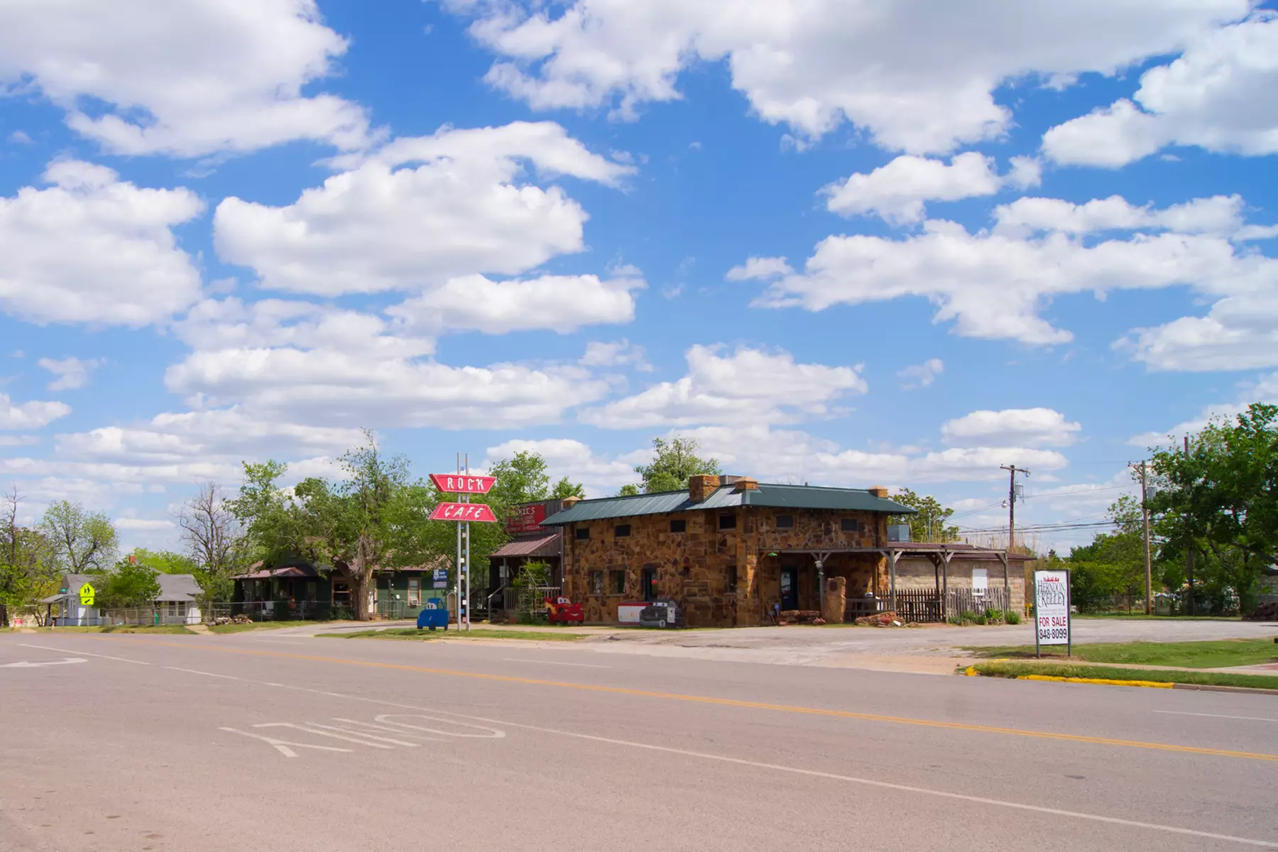 Urutare rwa Café kumuhanda wamateka 66 i Stroud, Oklahoma, rukurura ba mukerarugendo ba Route 66, Yubatswe mumwaka wa 1939 uhereye kumabuye yacukuwe mugihe cyo kubaka inzira ya 66