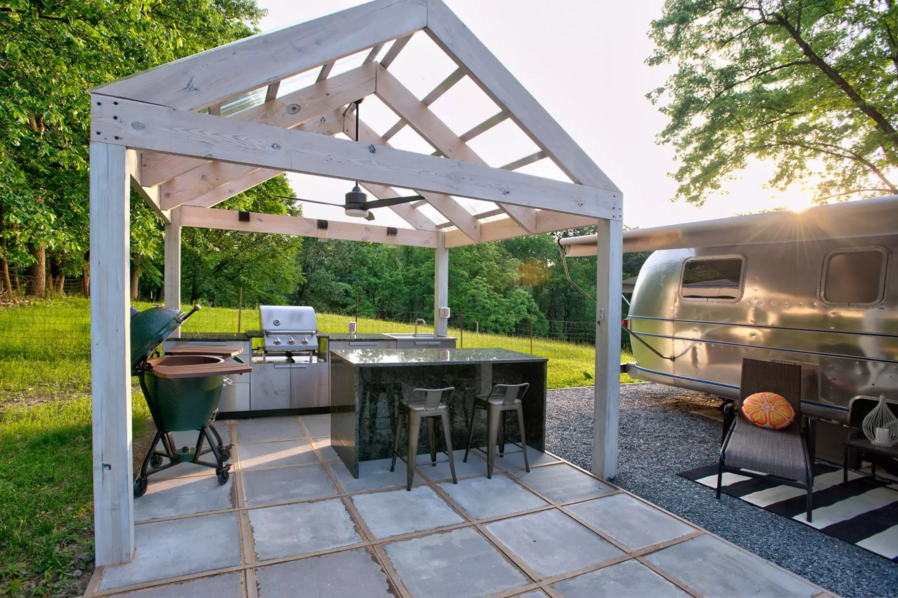 Patio na pergola n'akụkụ ụgbọala na-adọkpụ Airstream