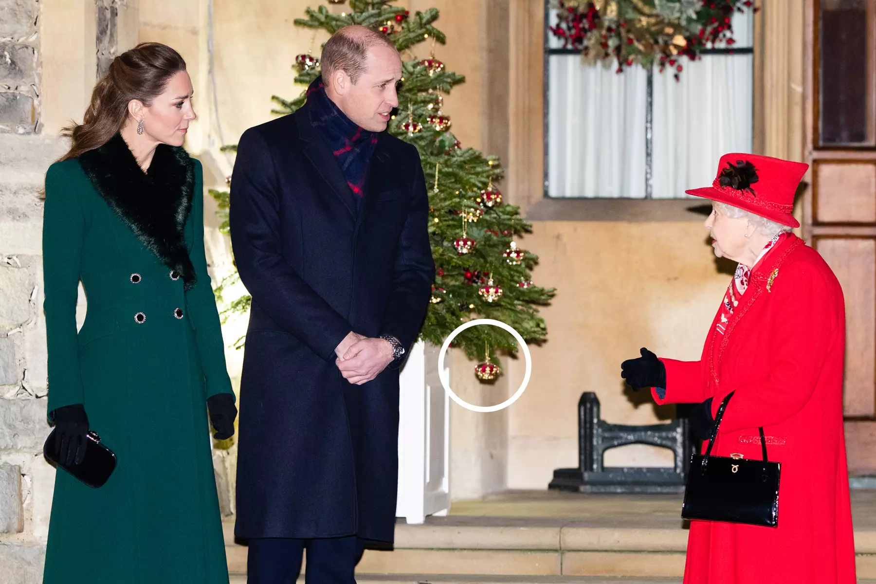 Catherine, Duchesse Cambridge, Prince William, Duke of Cambridge ak Rèn Elizabèt II rete tann pou yo remèsye volontè lokal yo ak travayè kle yo pou travay yo ap fè pandan pandemi coronavirus la ak pandan Nwèl la nan kwadrangle Windsor Castle le 8 desanm 2020 nan Windsor. , Angletè