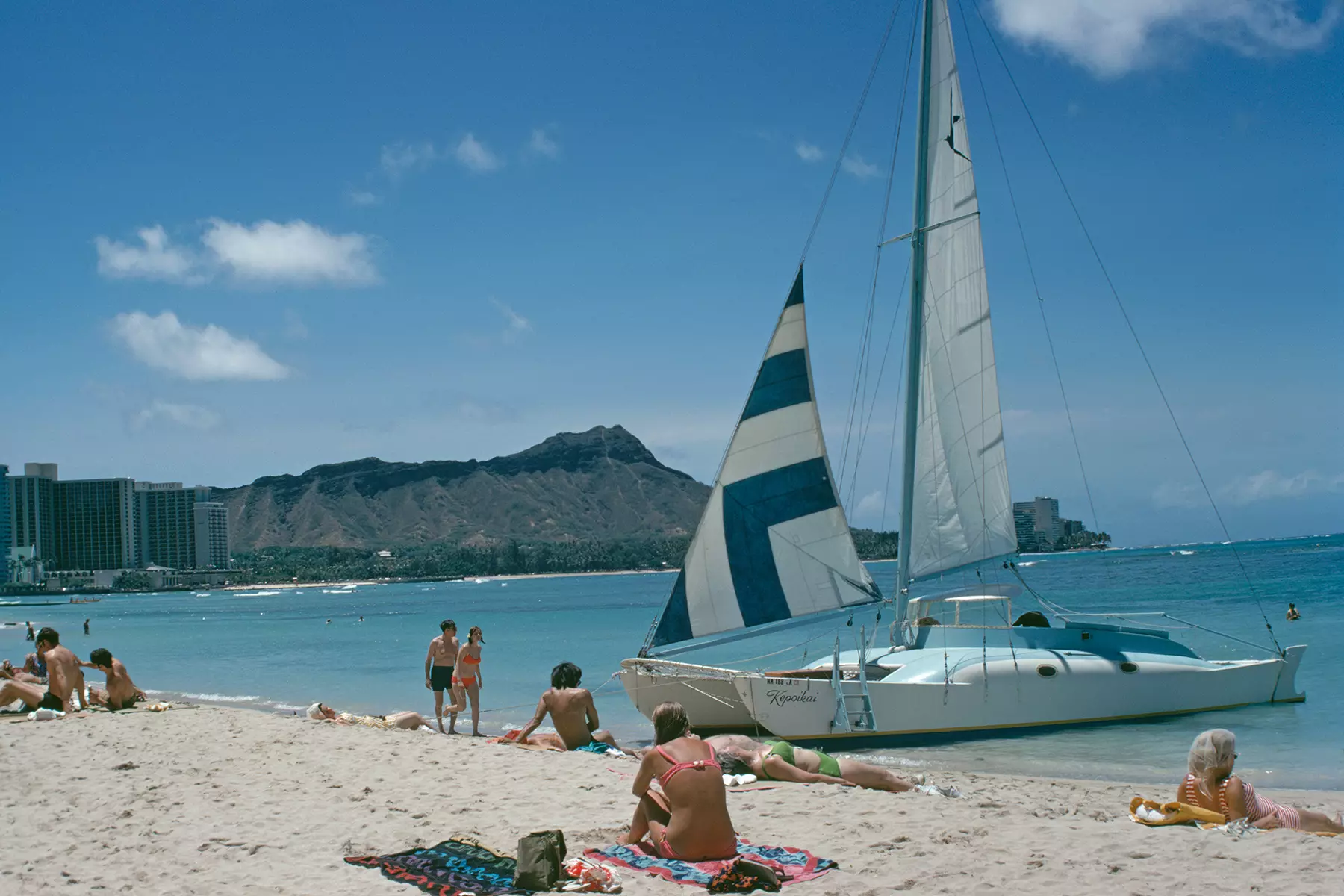 Saules peldētāji Waikiki pludmalē, Honolulu, Havaju salās, ASV, 1971. gada jūnijs