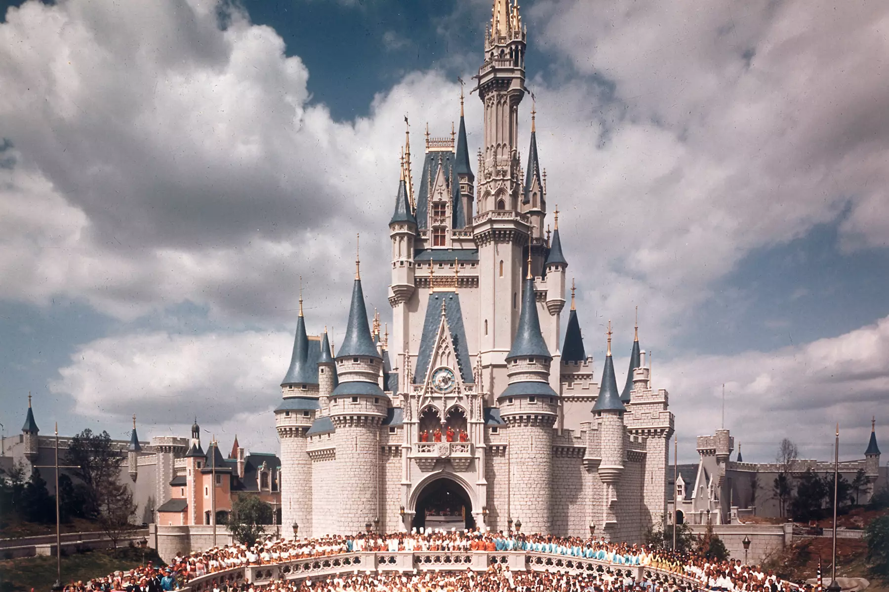 Walt Disney işçiləri, Walt Disney World-ün təntənəli açılışından əvvəl Zoluşka qalasının qarşısında