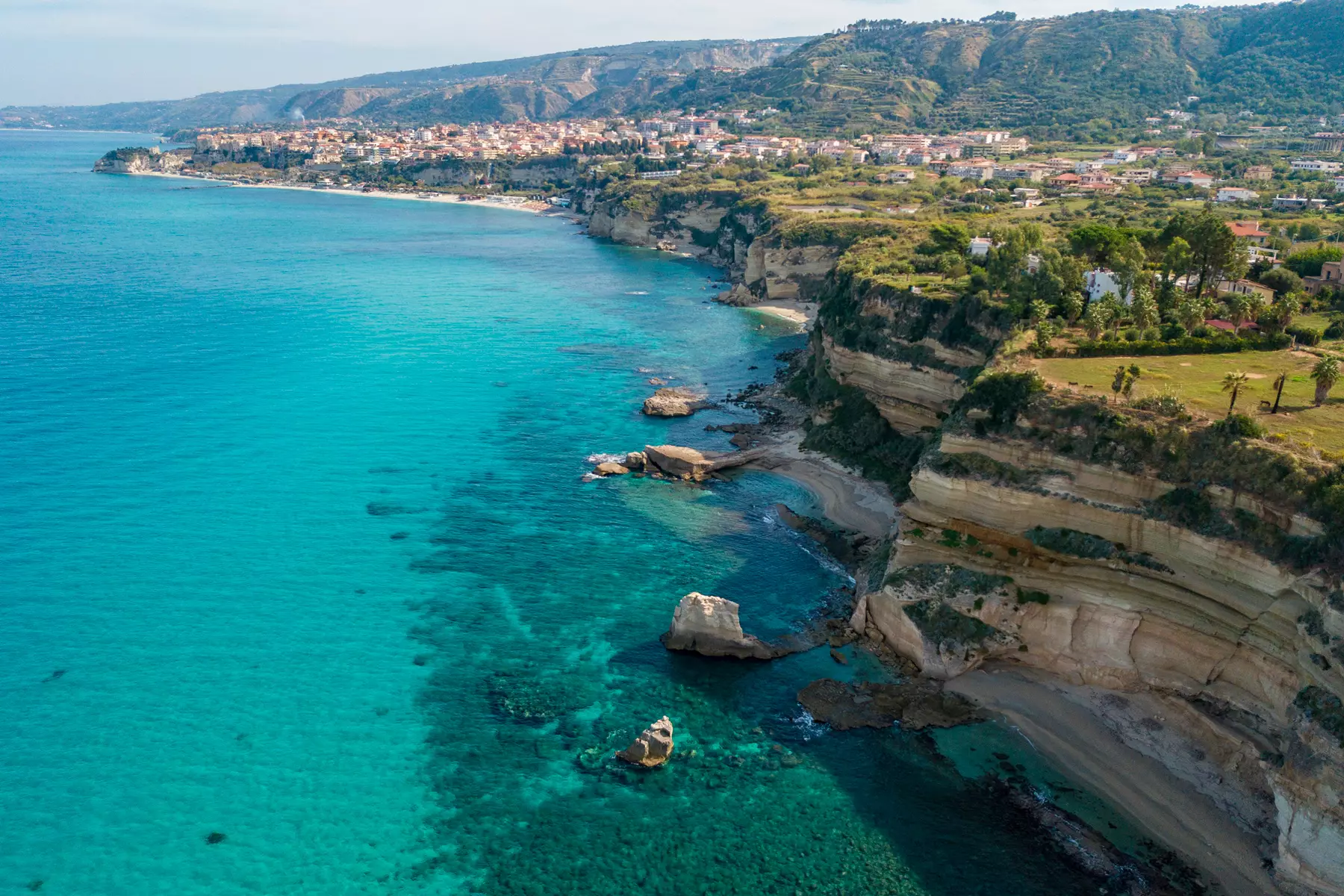 Wiwo eriali ti promontory ti etikun Calabrian ti n wo okun, ilu ti Riaci, Tropea, Calabria, Italy