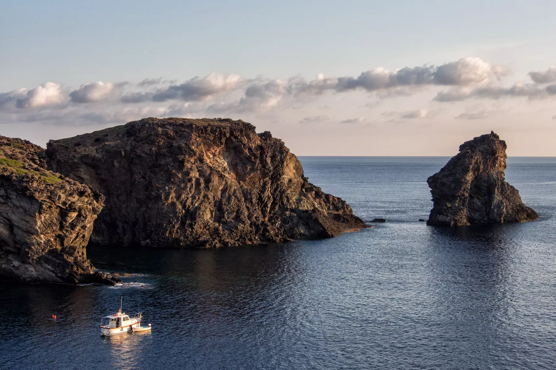 Formazioni rocciose nel mare a Pantelleria, Italia