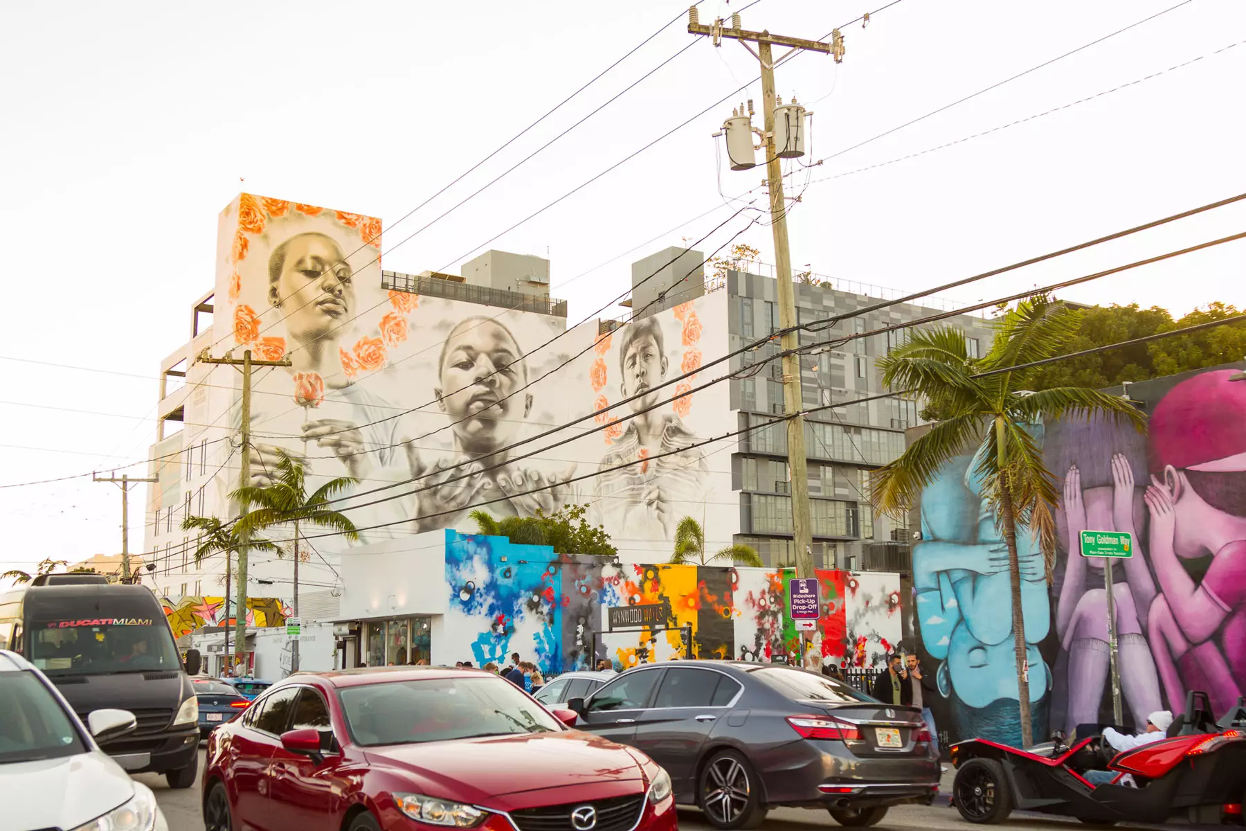 Turistas nacionais e internacionais disfrutando e paseando polas instalacións e as artes do distrito de Wynwood.