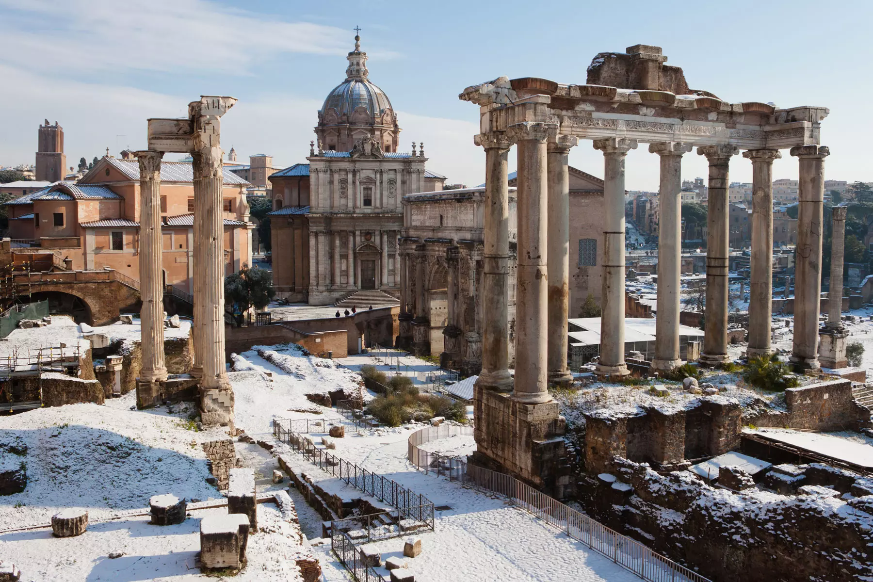 Blick auf das Forum Romanum mit Schnee in Rom, Italien