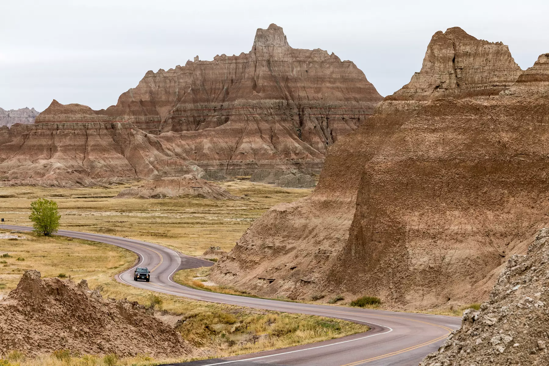 Nyopir mobil ing dalan sing berliku, Taman Nasional Badlands, South Dakota, Amerika, AS