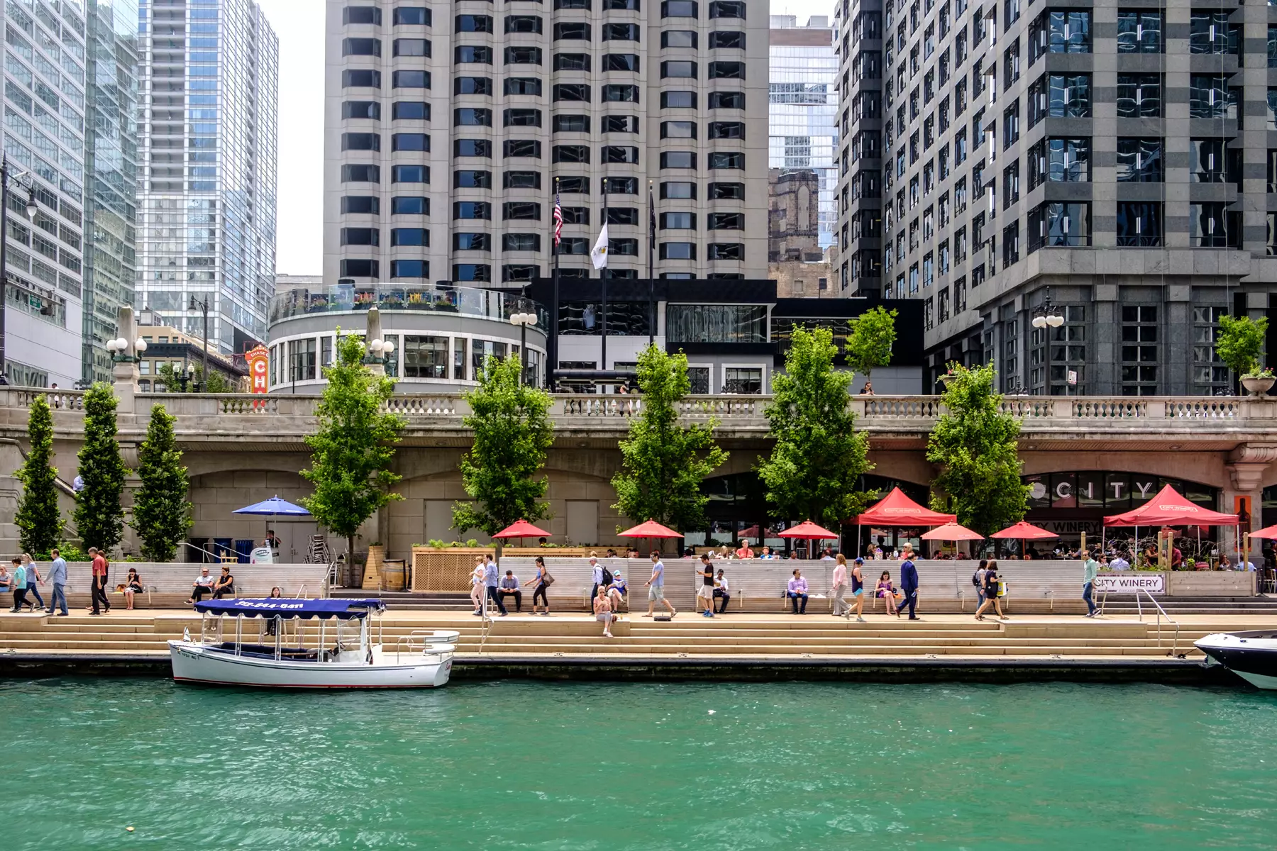 Chicago folyó a The River sétával és a környező belvárosi építészet nyáron, Chicago, Illinois