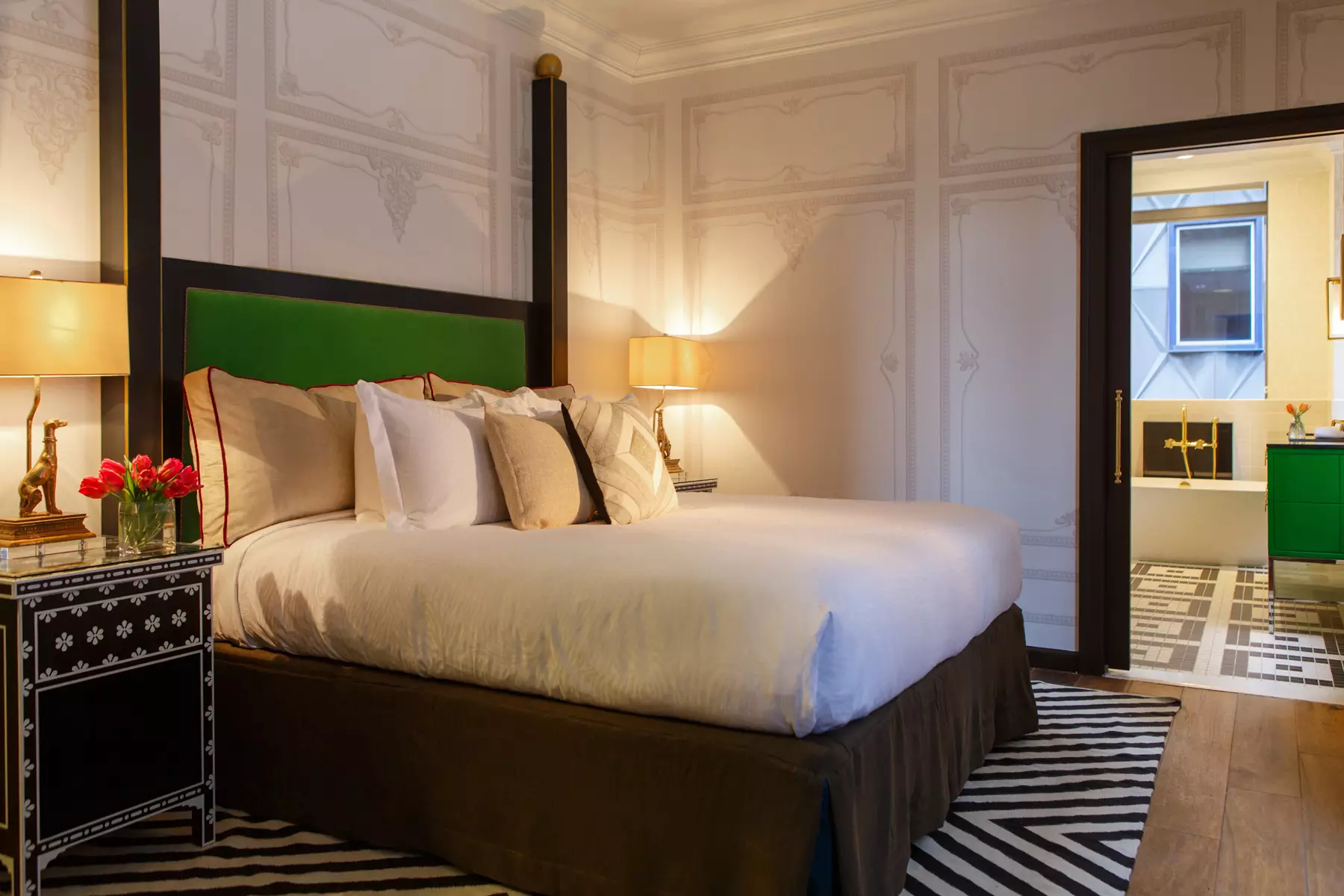 Kamar tamu ing Kimpton Hotel Monaco ing Pittsburgh