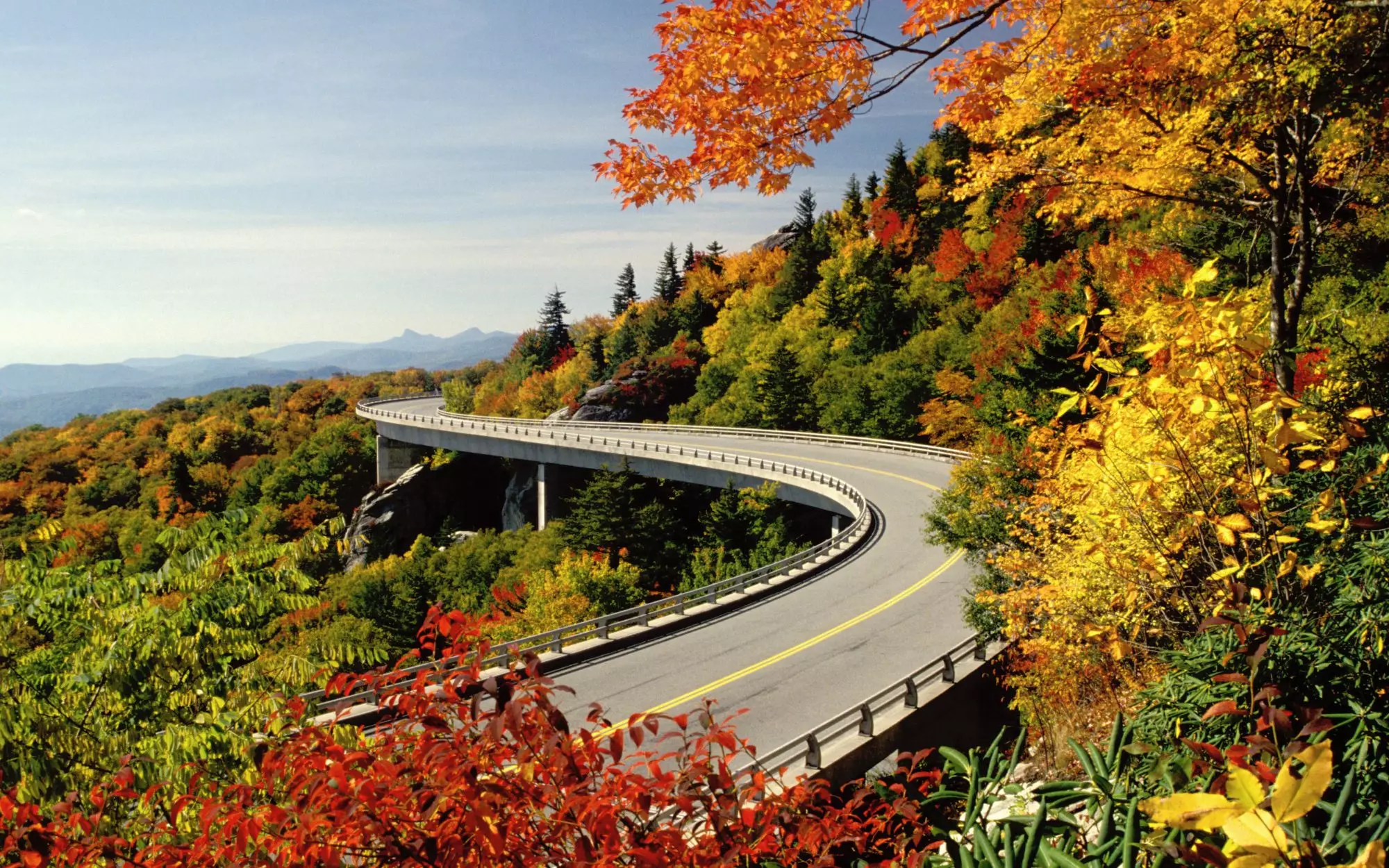 Naturskjønn fjellmotorvei om høsten på Blue Ridge Parkway