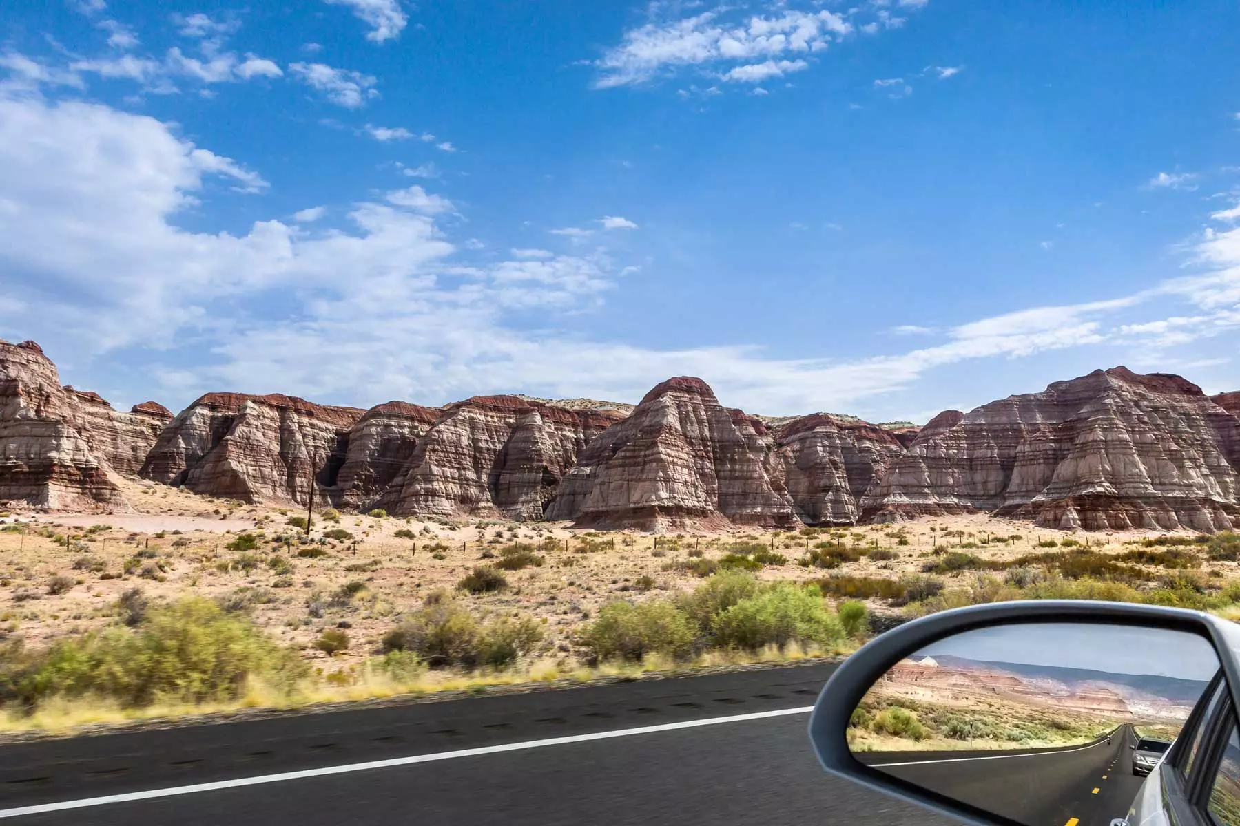 Formações rochosas ao longo de uma estrada em Utah com vista para o lado do carro