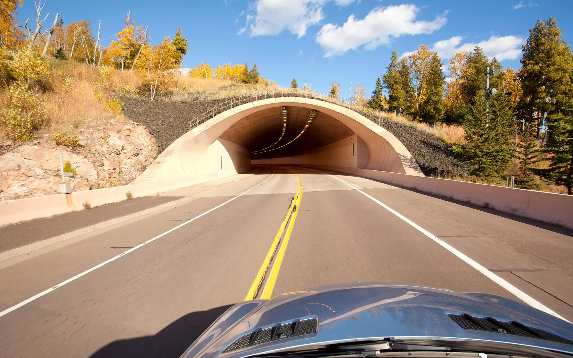 สะพานที่มองเห็นทะเลสาบบน North Shore Drive, MN