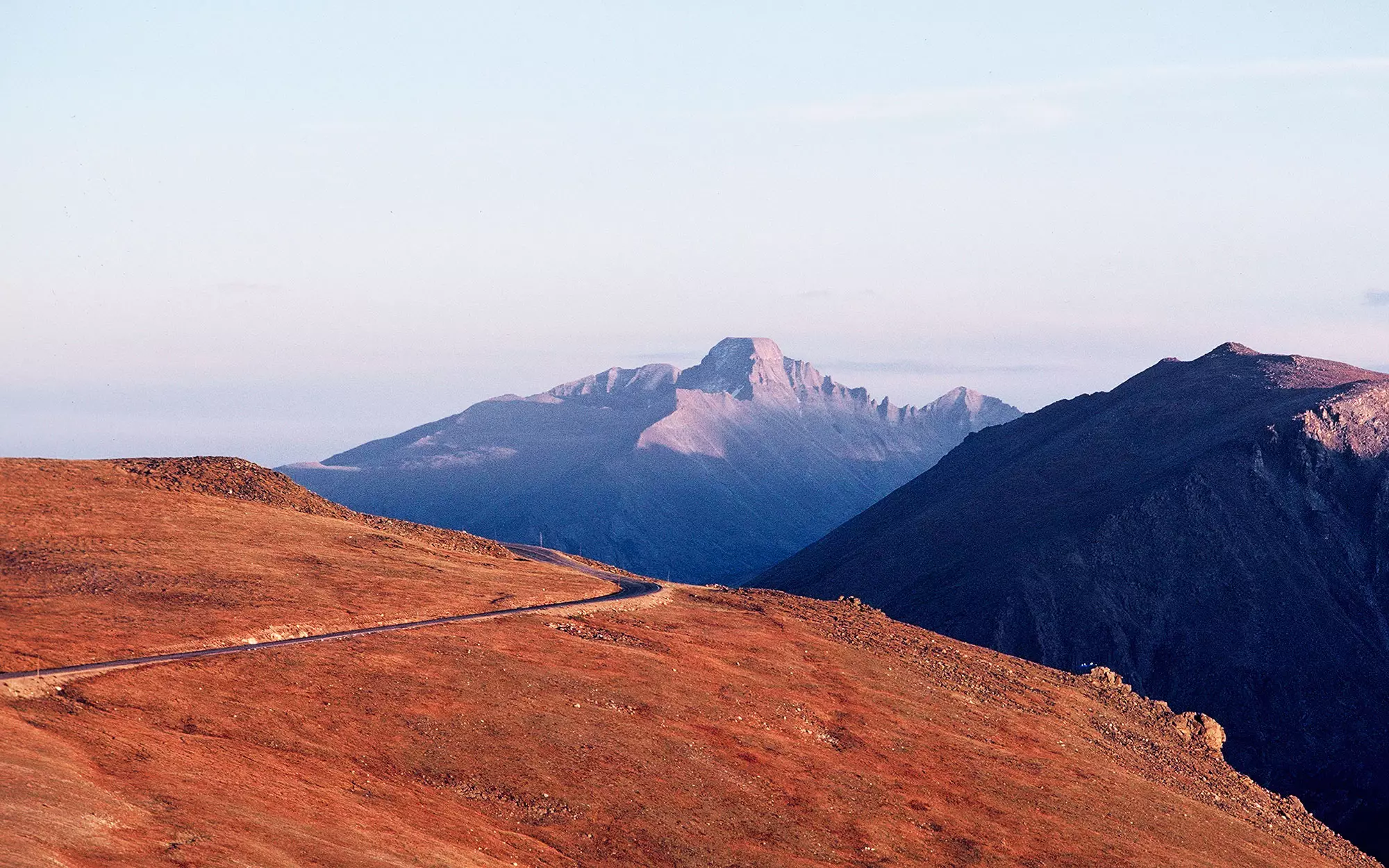 ጠመዝማዛ ሀይዌይ በተራሮች ላይ በ Trail Ridge Road ፣ CO