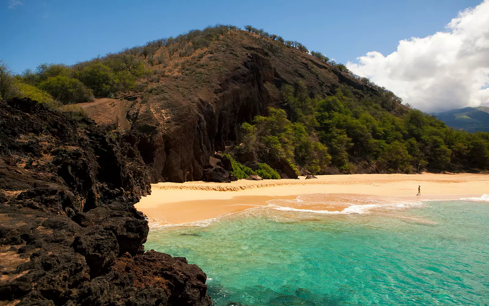 Hawaii, Maui, Makena Beach, Rocky cliffs Lori The Shore. (Lilo Olootu Nikan)