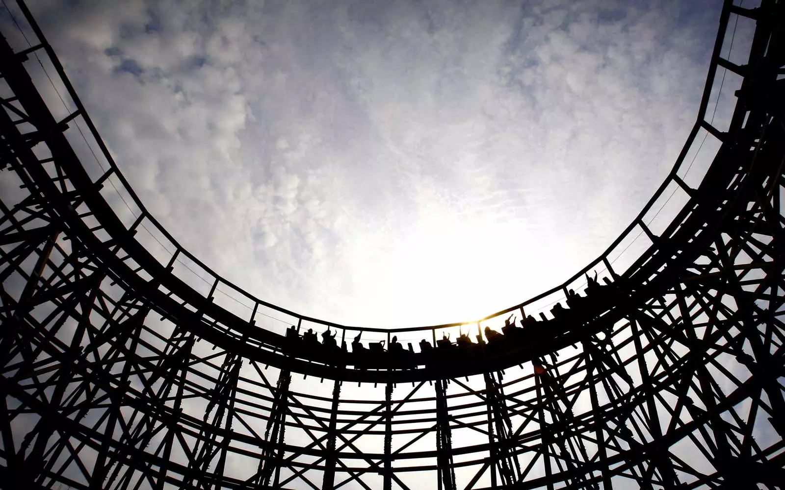 Abagibeli bazungeza igquma lesibili ngaphambi kokwehla okukhulu ngosuku lokuvula i-Zippin Pippin roller coaster ezelwe kabusha e-Bay Beach Amusement Park eGreen Bay, e-Wisconsin.