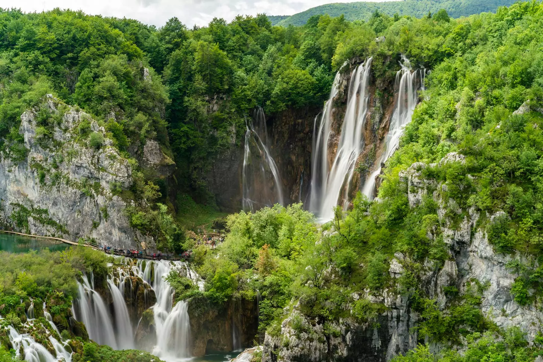 Potret paparan panjang lebar tina curug Veliki Slap di Taman Nasional Plitvice Lakes di Kroasia