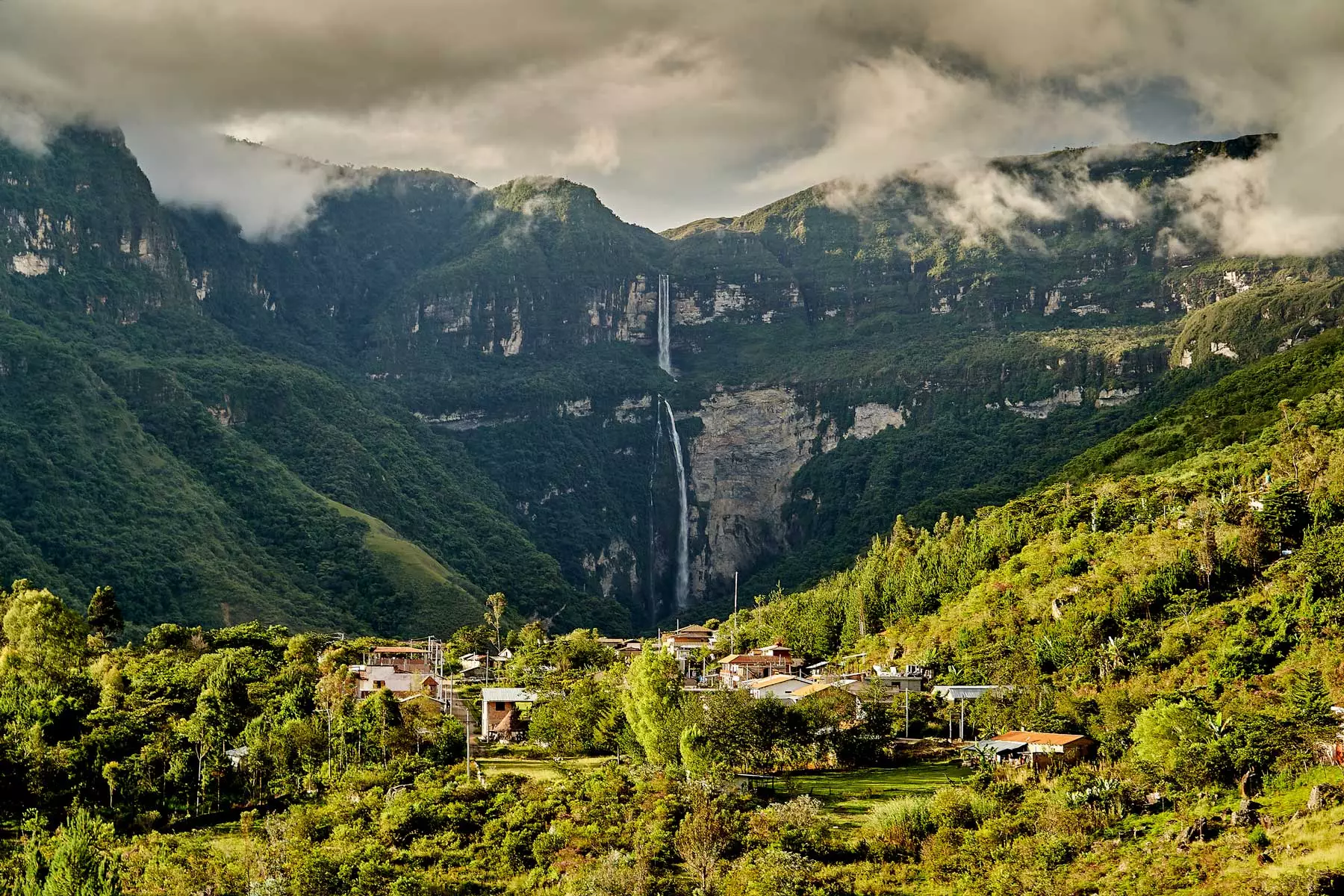 Gocta Cataracts, Catarata del Gocta, բազմամյա ջրվեժներ են երկու կաթիլներով, որոնք գտնվում են Ամազոնասի Պերուսի Բոնգարա նահանգում, որն աշխարհում երրորդ ամենաբարձր ջրվեժն է: