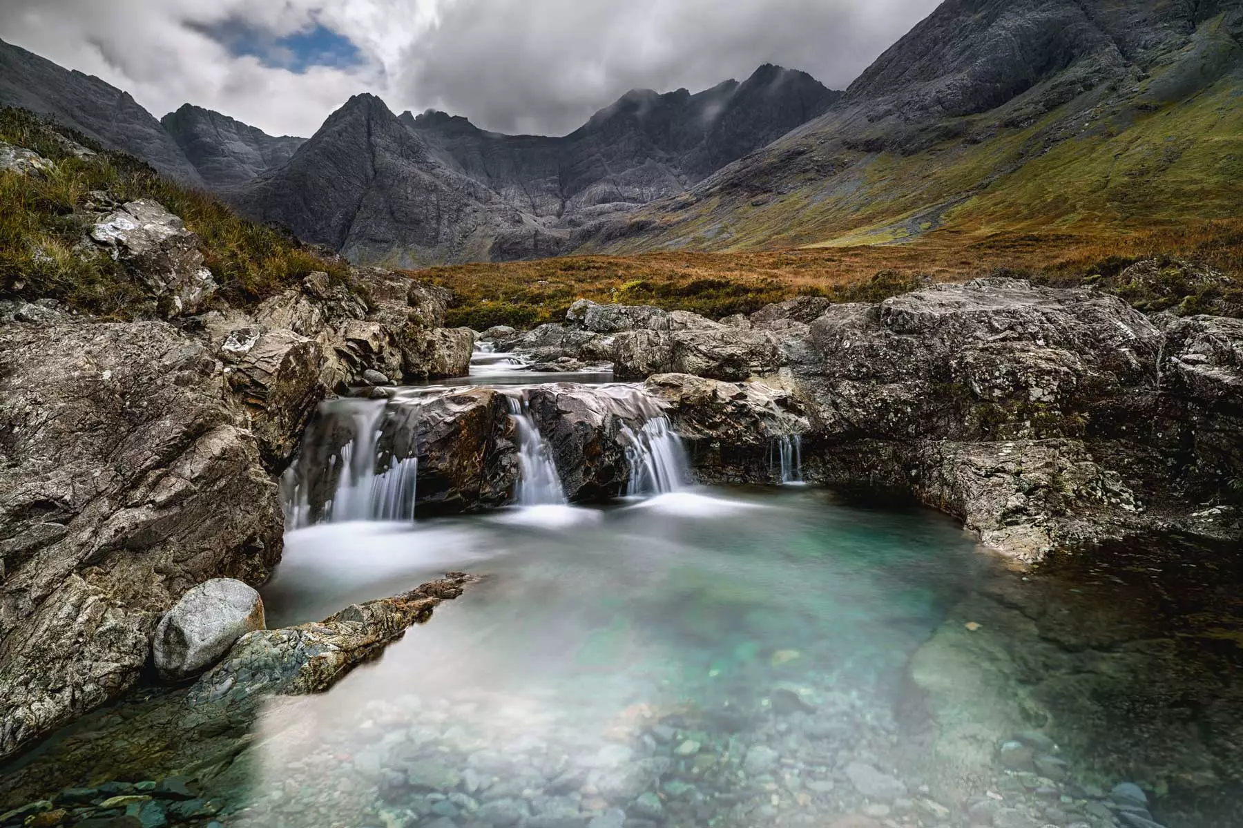 Klare blaue Fairy Pools auf der Isle of Sky, Schottland.