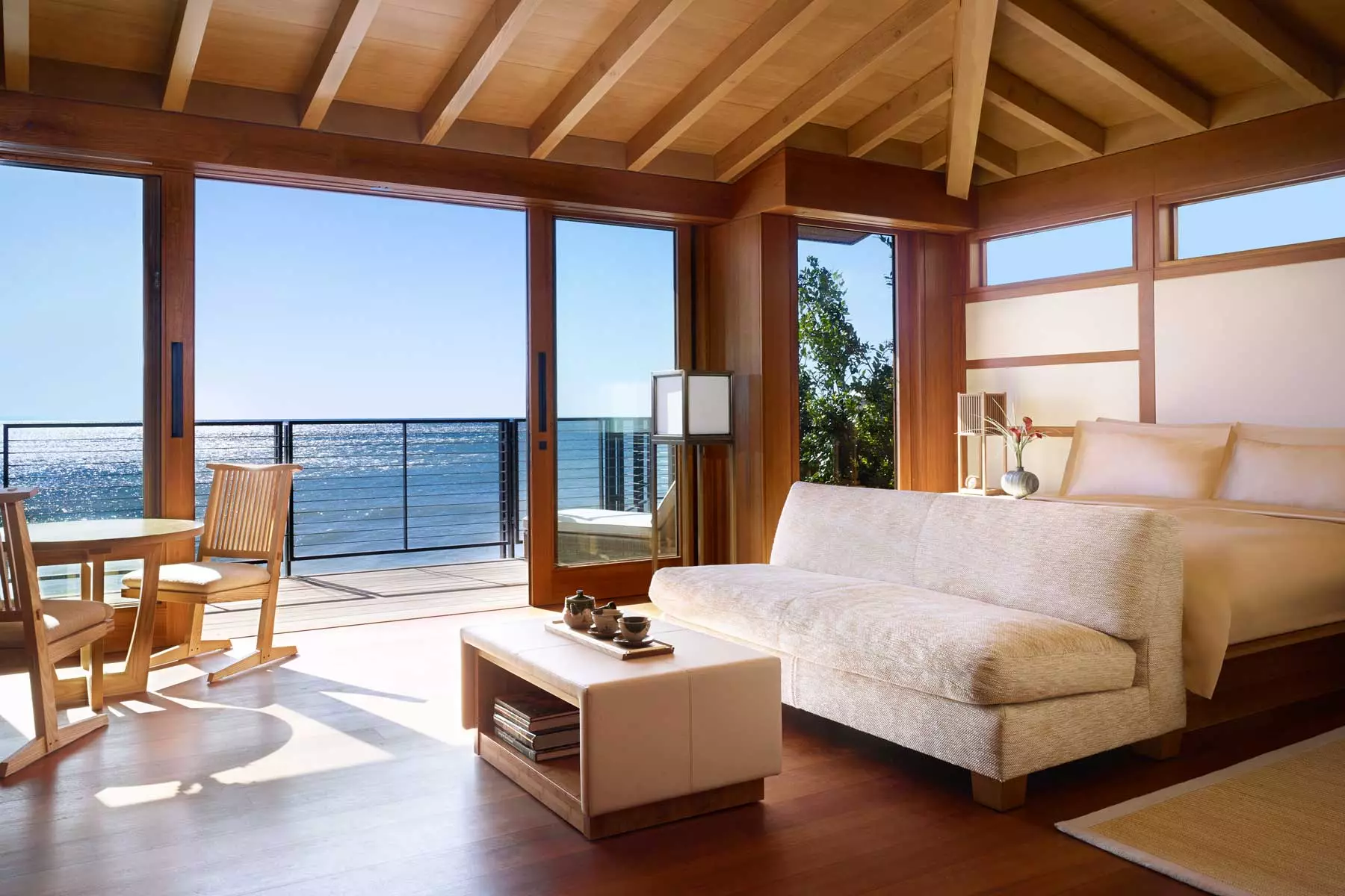 Kamar tamu dengan pemandangan perairan di Nobu Ryokan Malibu, terpilih sebagai salah satu resor terbaik di Amerika Serikat