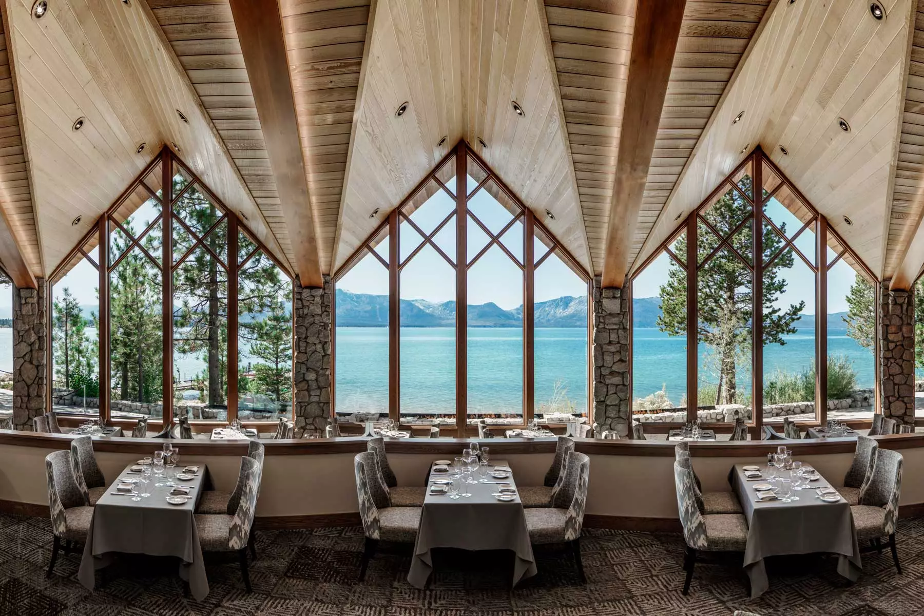 Vido de la akvo de la restoracio ĉe Edgewood Tahoe Resort, voĉdonita unu el la plej bonaj feriejoj en Usono