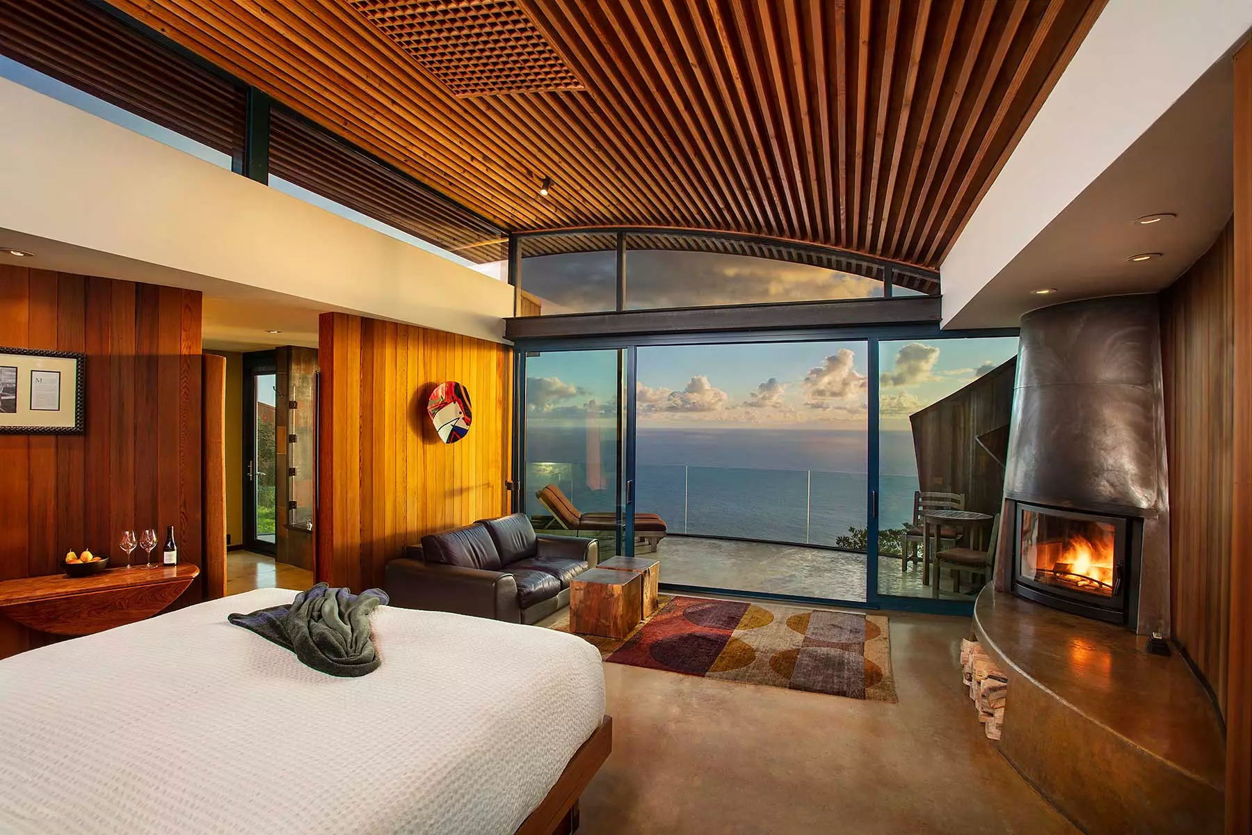 Um quarto de hóspedes com vista para o mar no Post Ranch Inn, eleito um dos melhores resorts dos Estados Unidos