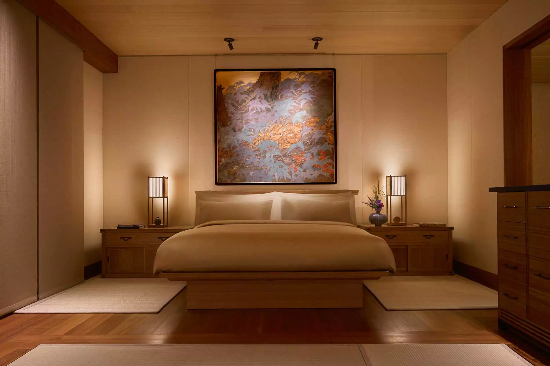 Kamar tamu yang tenang di Nobu Ryokan Malibu, terpilih sebagai salah satu resor terbaik di Amerika Serikat
