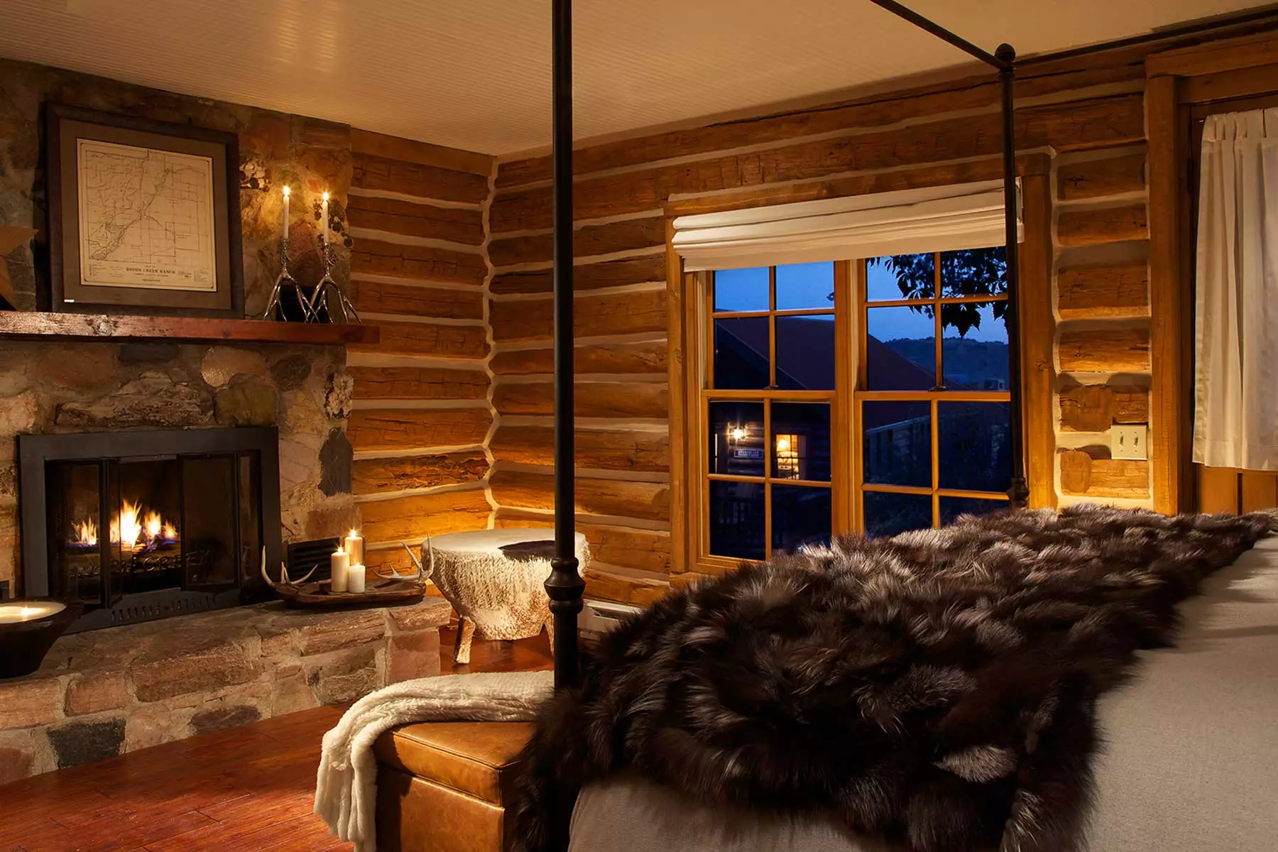 Hiji kamar tamu di The Lodge jeung Spa di Brush Creek ranch, milih salah sahiji resorts luhur di Amérika Serikat