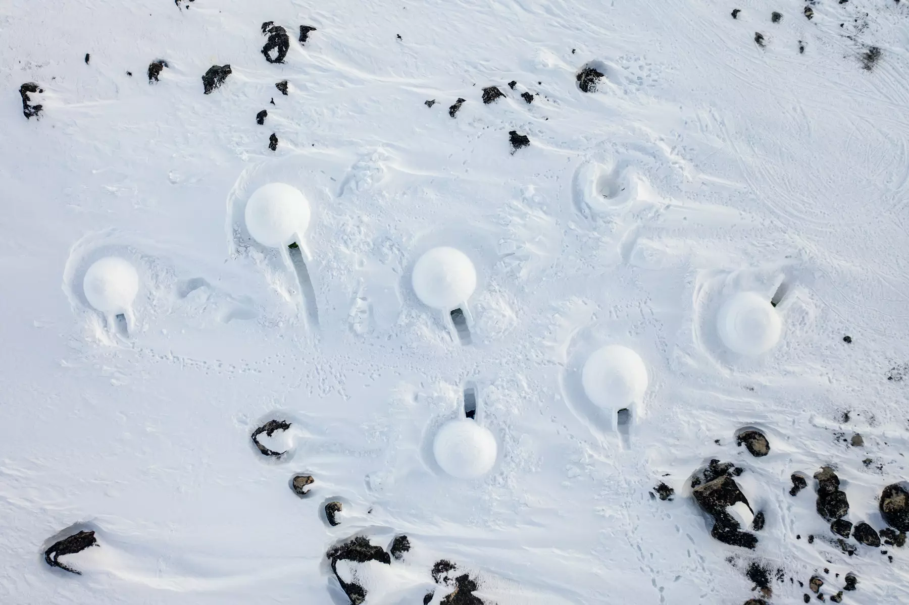 Flygfoto snötäckta igloos på Grönland