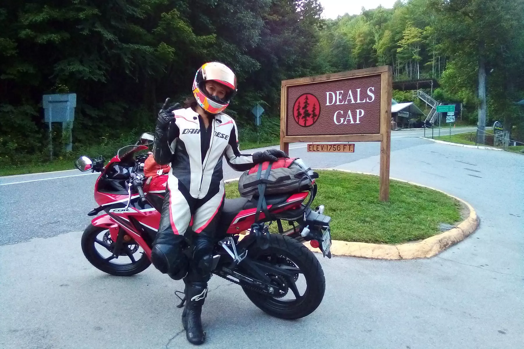 Mujer motociclista en Deals Gap