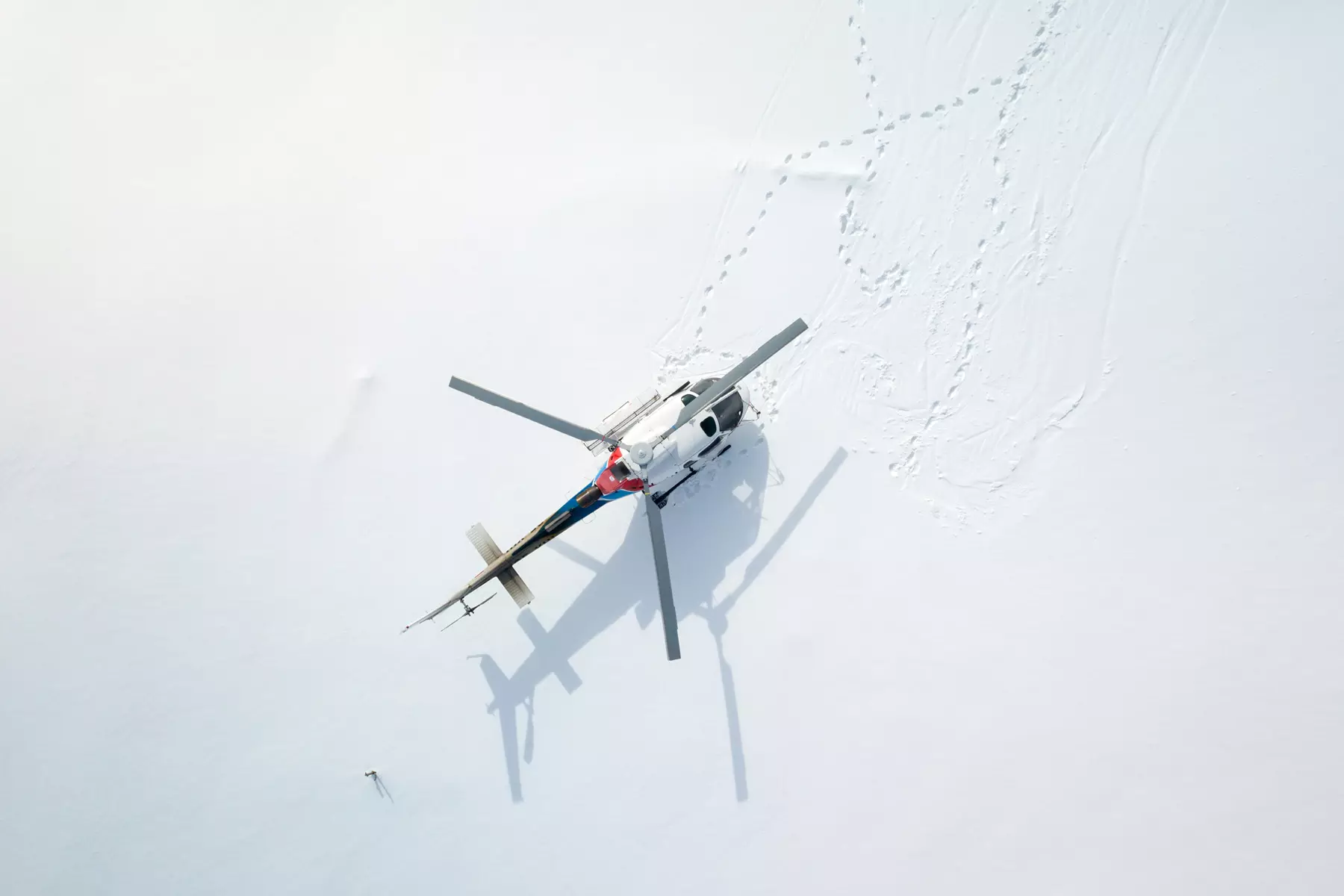 Overhead perspektyf fan helikopter parkeard op in snieich fjild