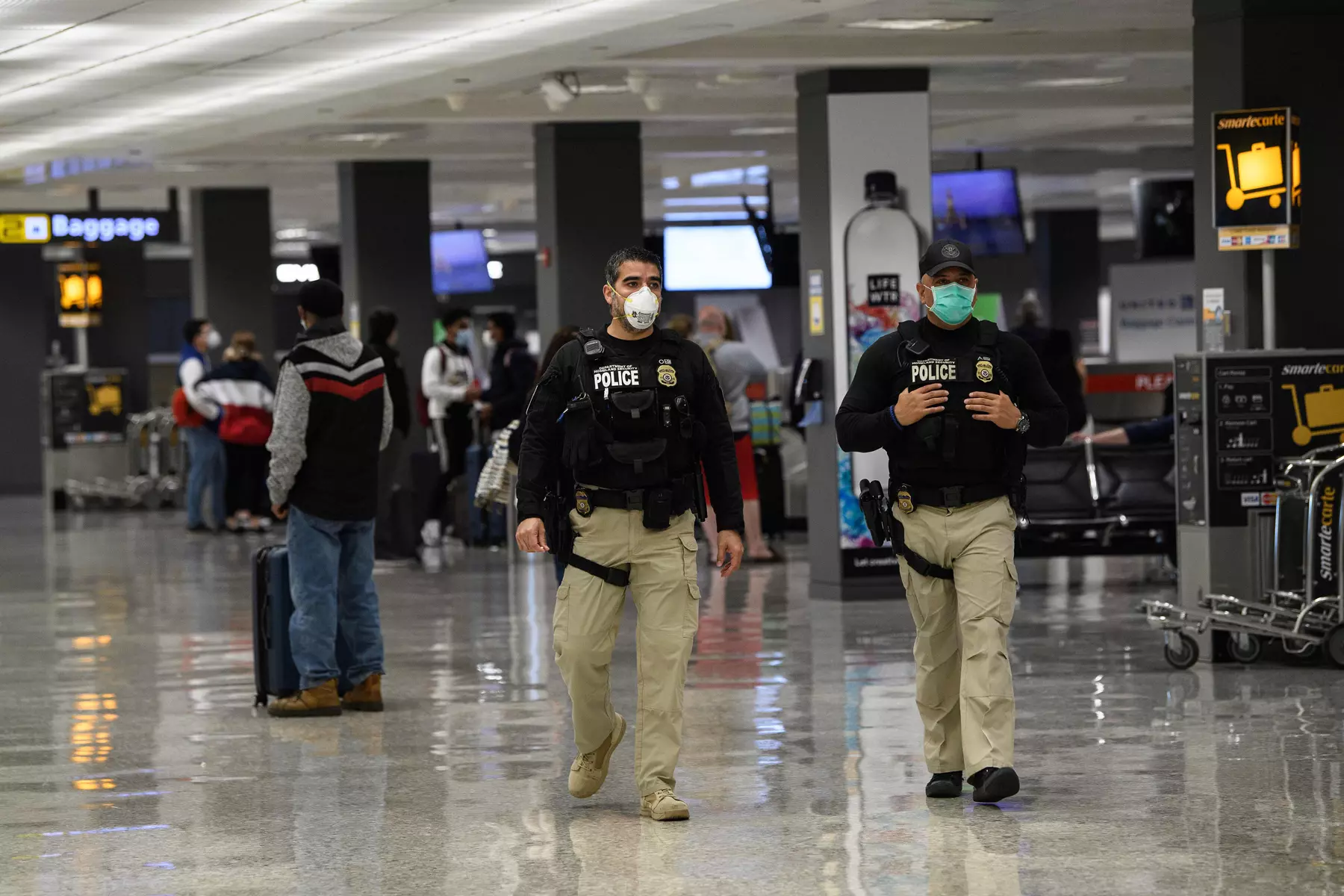 Ang mga pulis sa Homeland Security nagpatrolya sa Dulles International Airport sa Washington sa Dulles, Virginia
