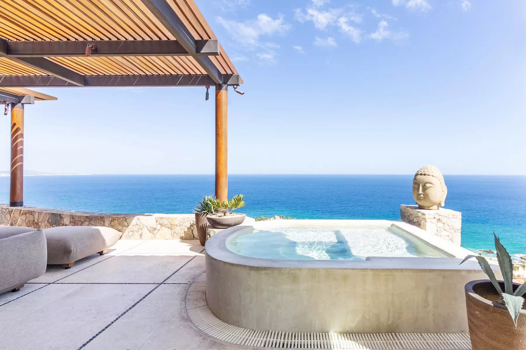 Ho hiroa ha Airbnb e mabothobotho e shebileng leoatle ka tub ea spa e San Jose del Cabo, Mexico.