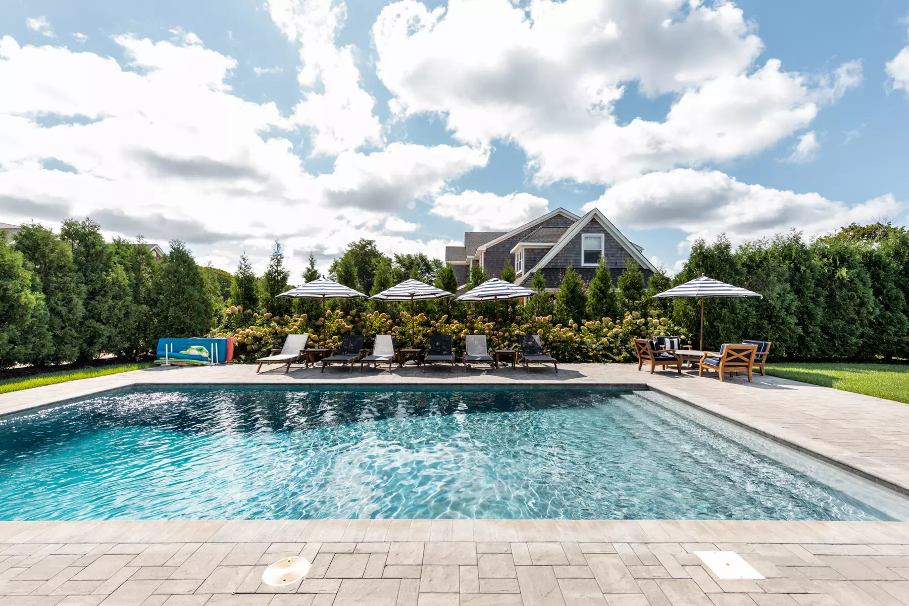 Location Airbnb de luxe à South Hampton, New York montre piscine