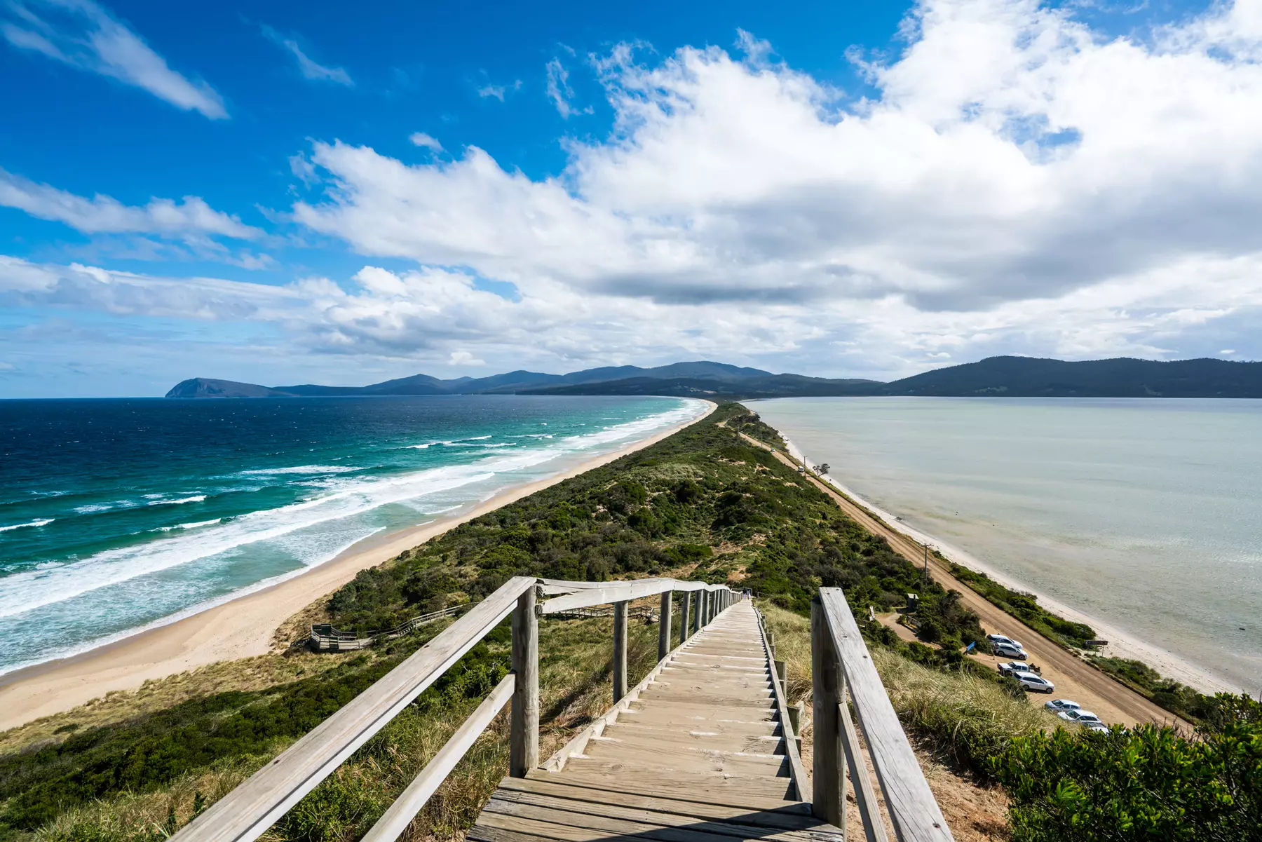 The Neck à Bruny Island (les eaux océaniques se rencontrent sur un grand banc de sable vert)