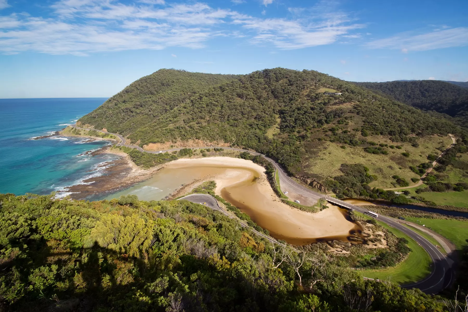 Karolo e matsoelintsoeke ea Great Ocean Road e Victoria, haufi le toropo ea Lorne. Tsela e ntlehali e theosa le lebōpo la Victoria 'me e ratoa ke bahahlauli.