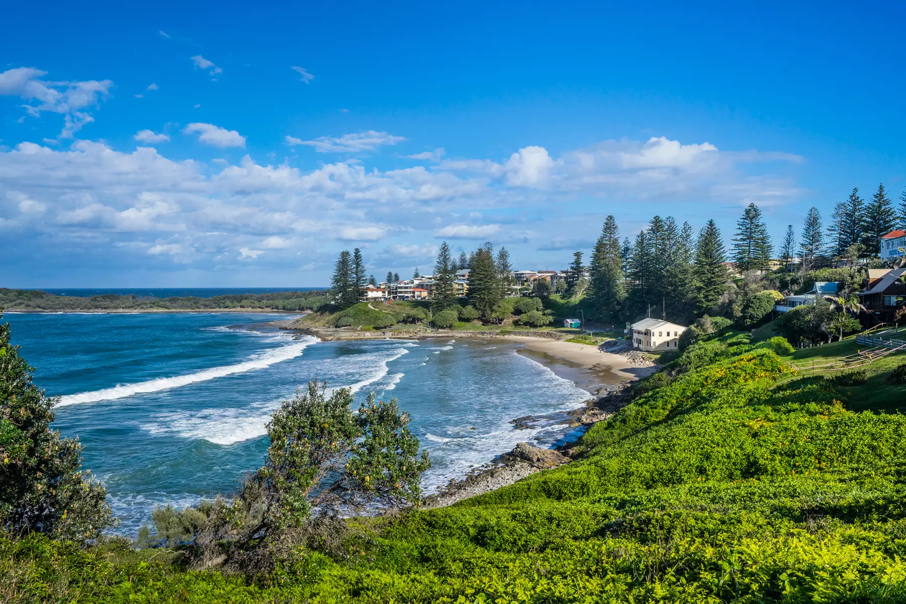 Yambako hondartza nagusiaren ikuspegia Clarence Head-etik Yamba-n, Northern Rivers eskualdea, Hego Gales Berria, Australia