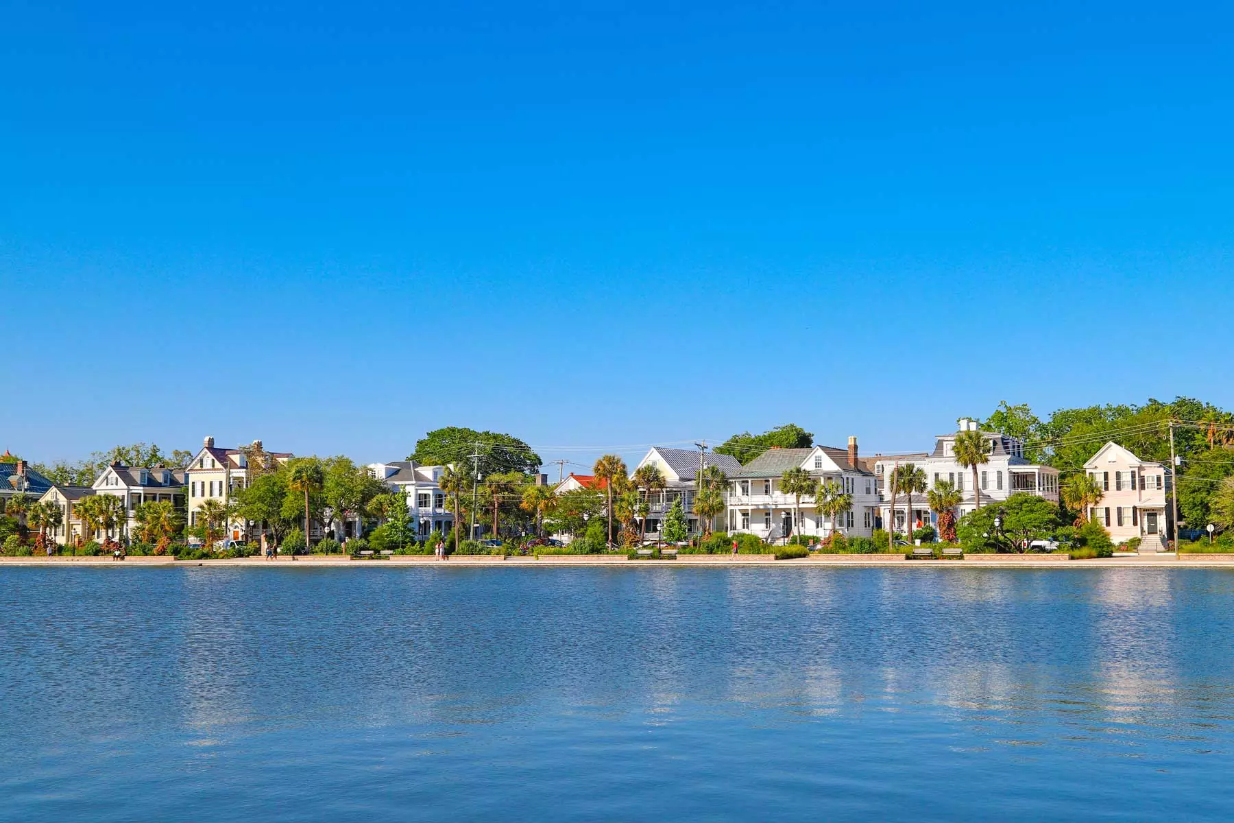 Rad med historiska hem vid Colonial Lake, centrala Charleston, historiskt distrikt, på en vacker klar dag.