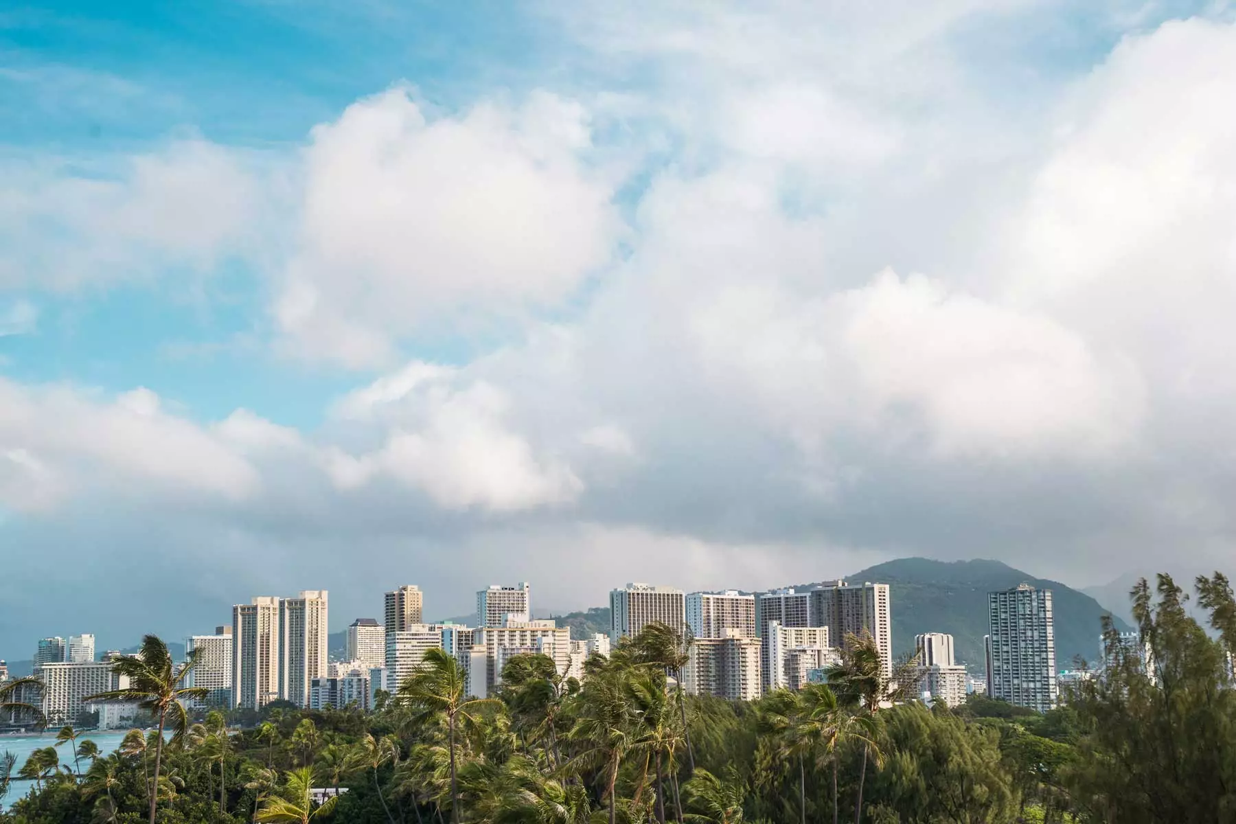 Gawaýi ştatynyň Honolulu şäherindäki asmana garşy binalaryň panoramik görnüşi