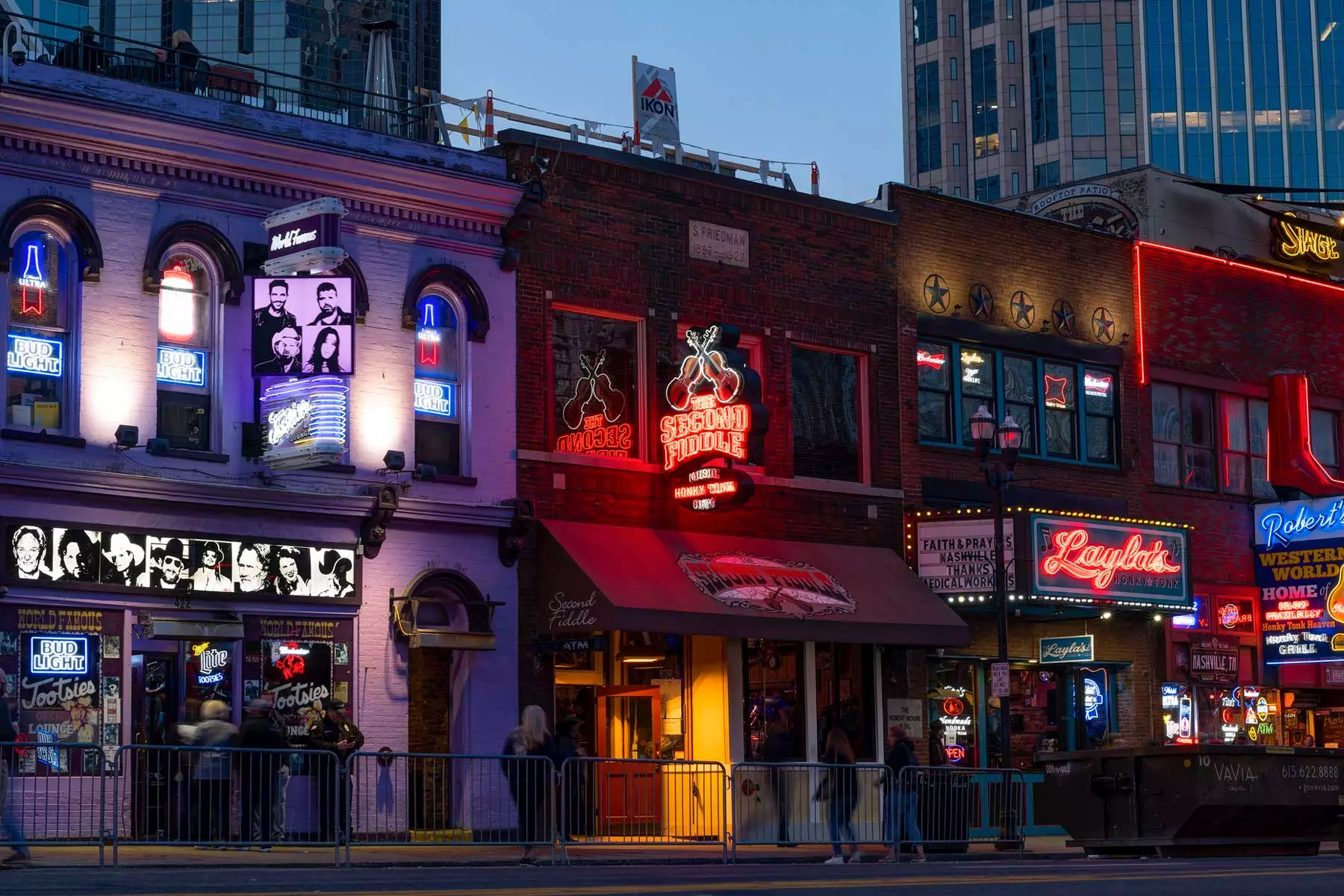 Neon Schëlder op Broadway, Nashville, Tennessee