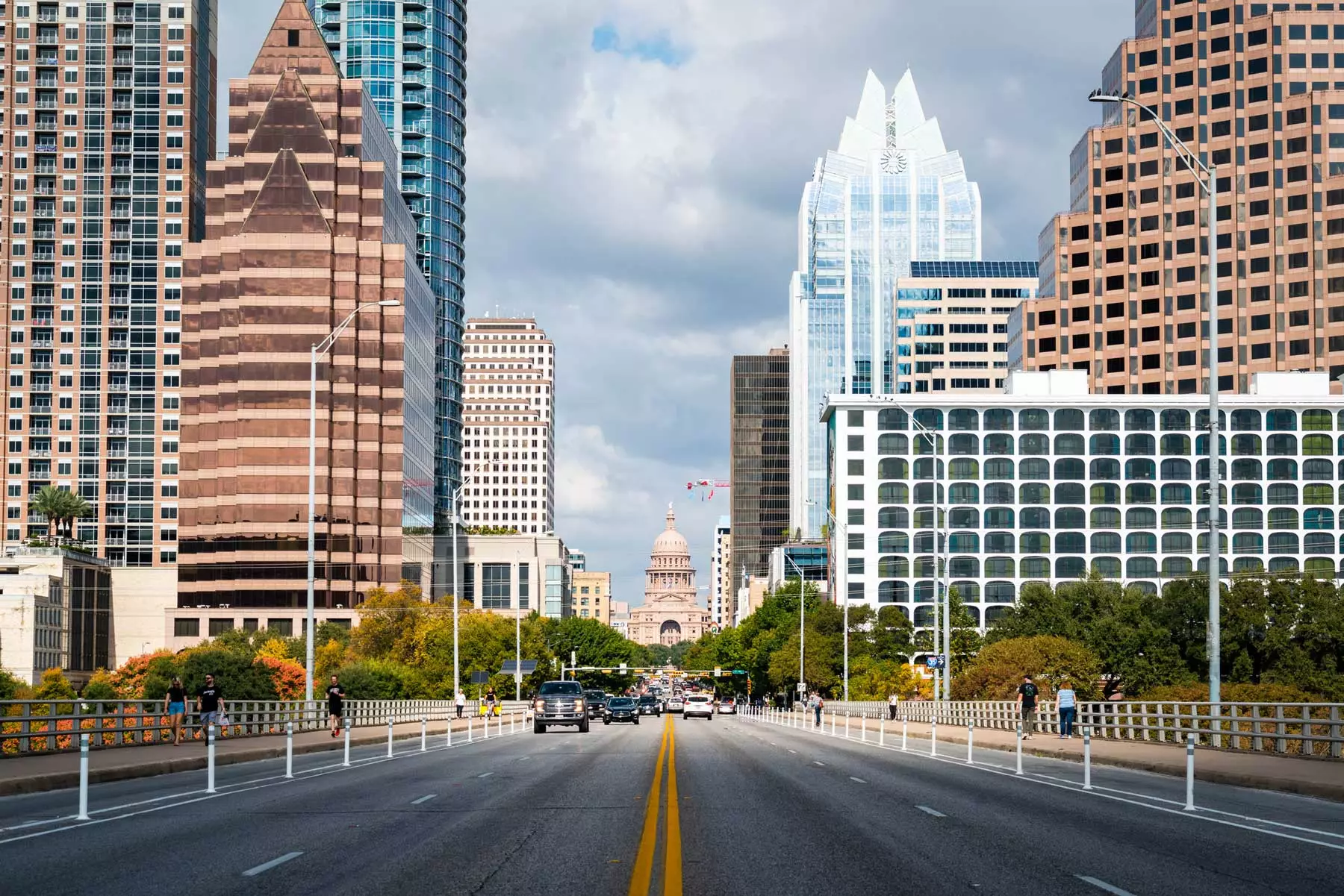 Texas State Capitol Building omringd door wolkenkrabbers in Austin, Texas