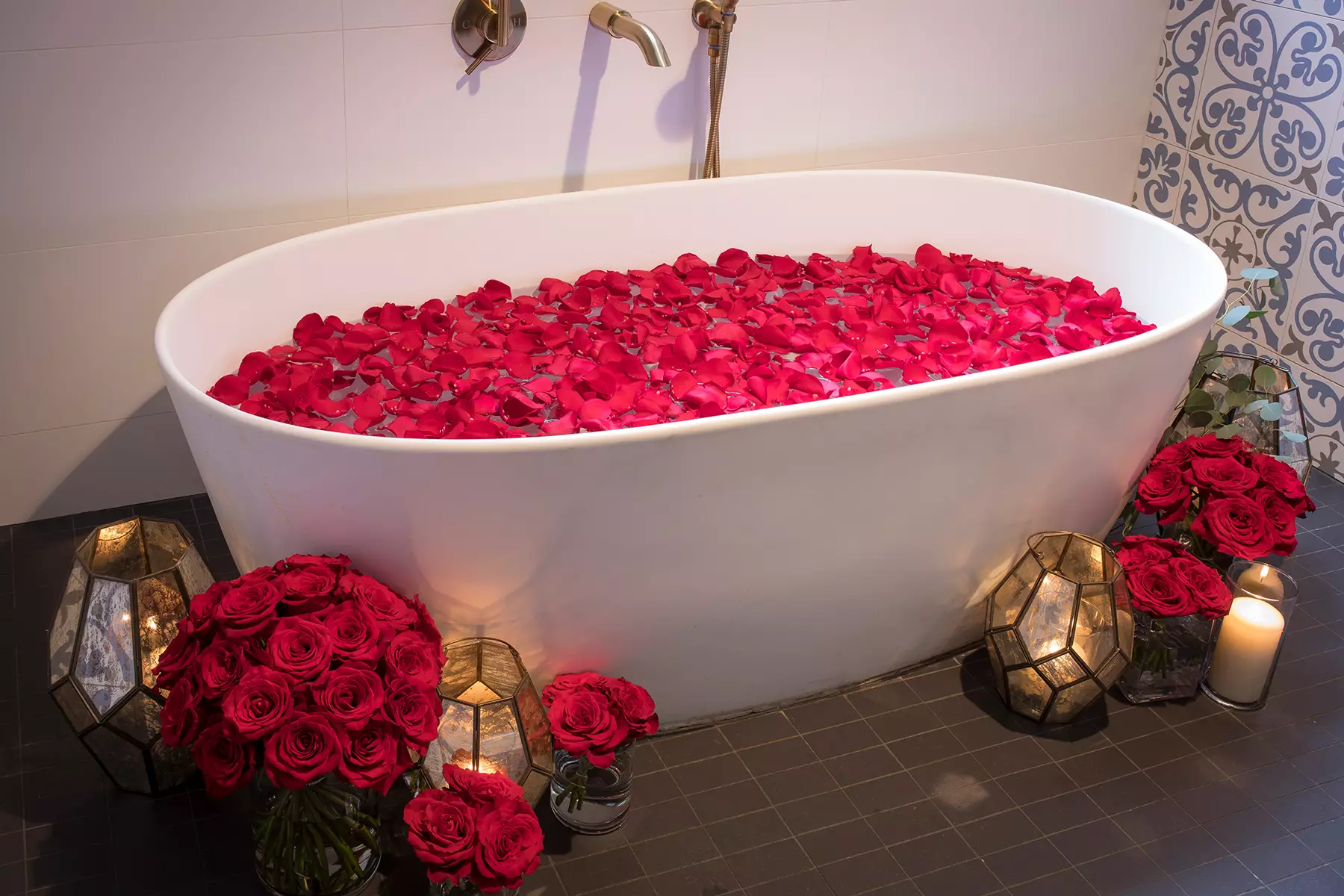 Kimpton Grey Hotel Chicago's Дзень святога Валянціна ружы ў ванне