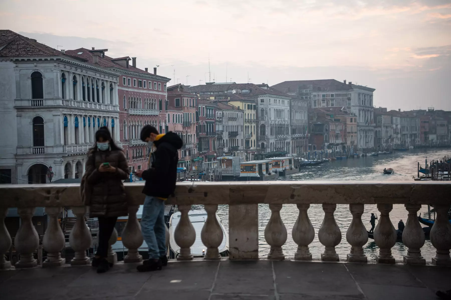 dalawang tao na nakatayo sa Rialto Bridge sa Venice, Italy