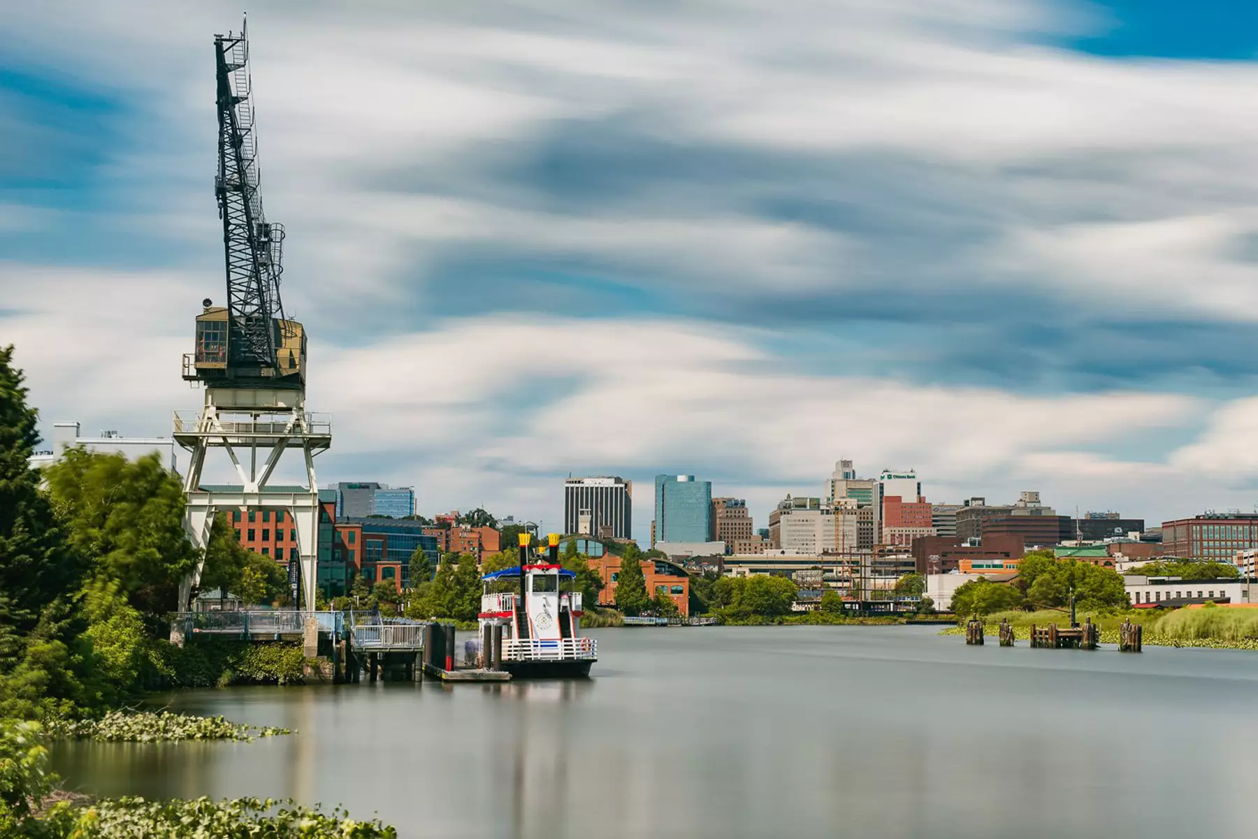 Riverfront sa Wilmington, Delaware sa araw na may tanawin ng skyline