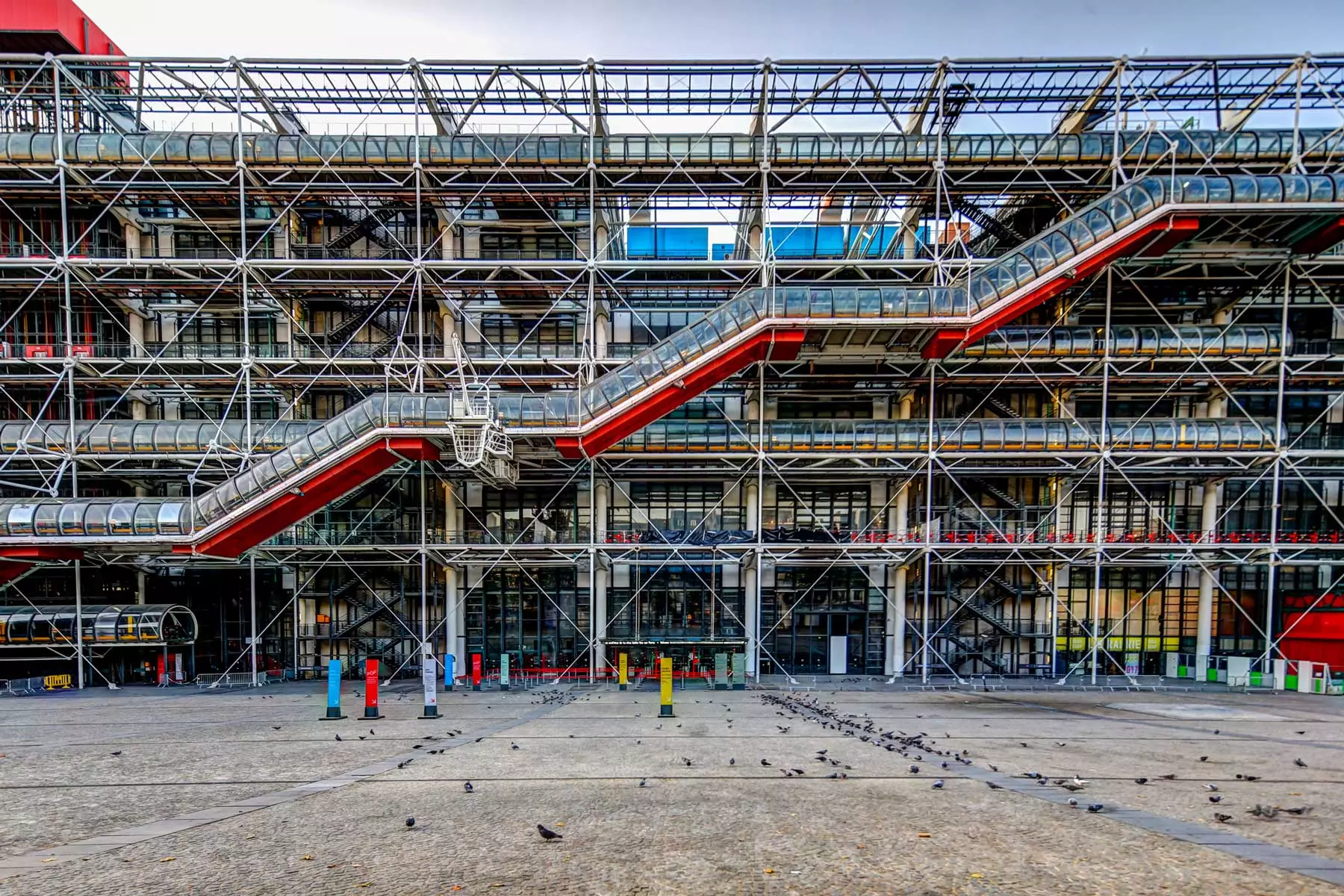 Taobh amuigh d’Ionad Pompidou deartha ag Renzo Piano agus Richard Rogers le píopaí nochta agus bonneagar