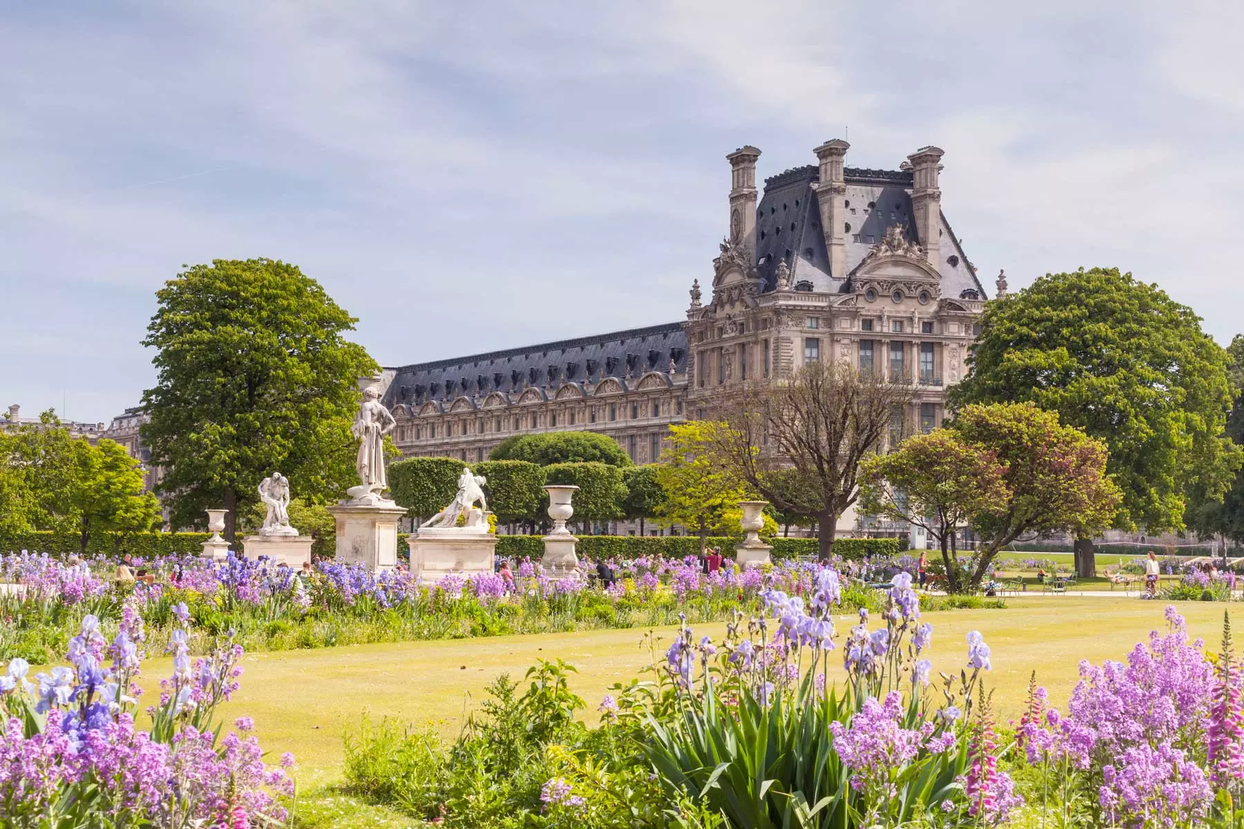 Jardin des Tuileries agus Músaem an Louvre, Páras.